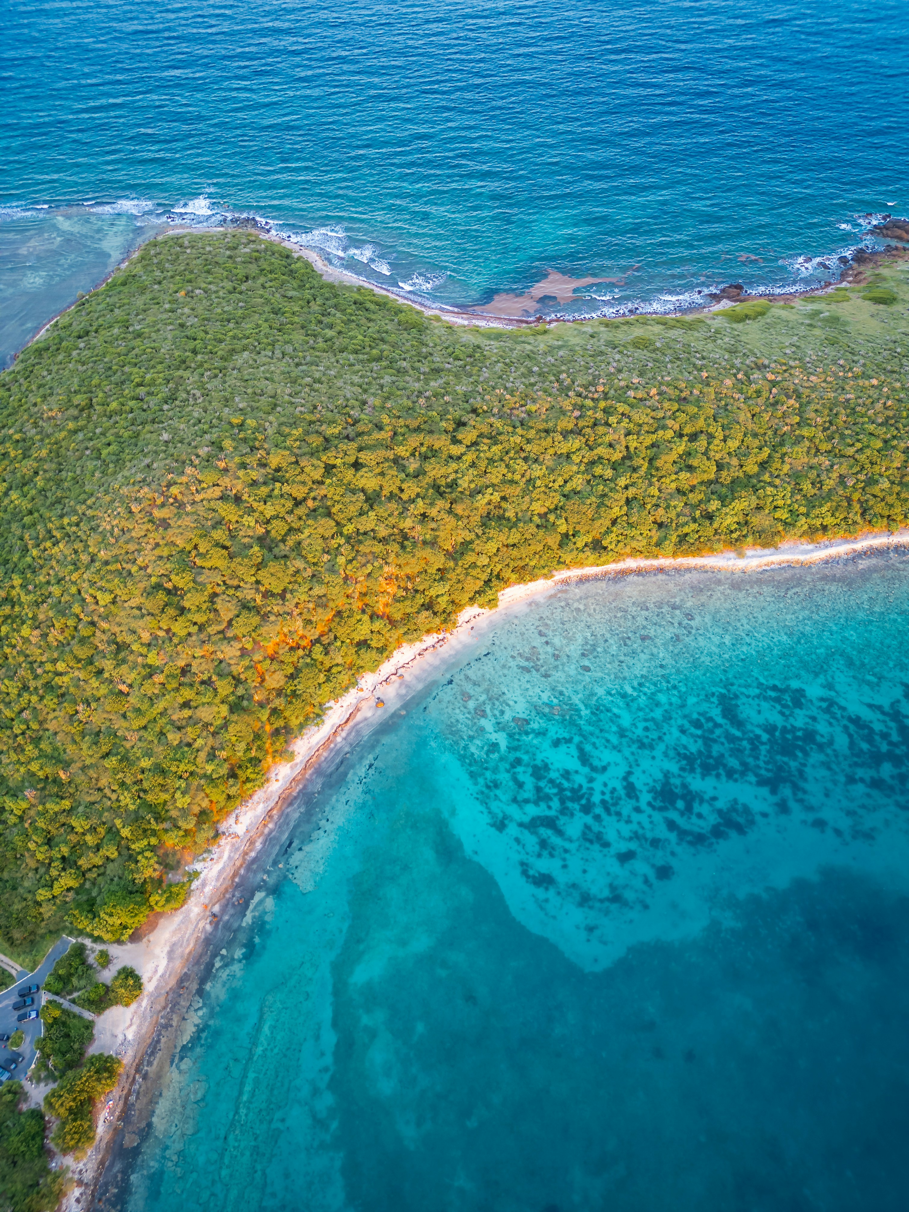 An aerial view of an island in the middle of the ocean photo – Free ...