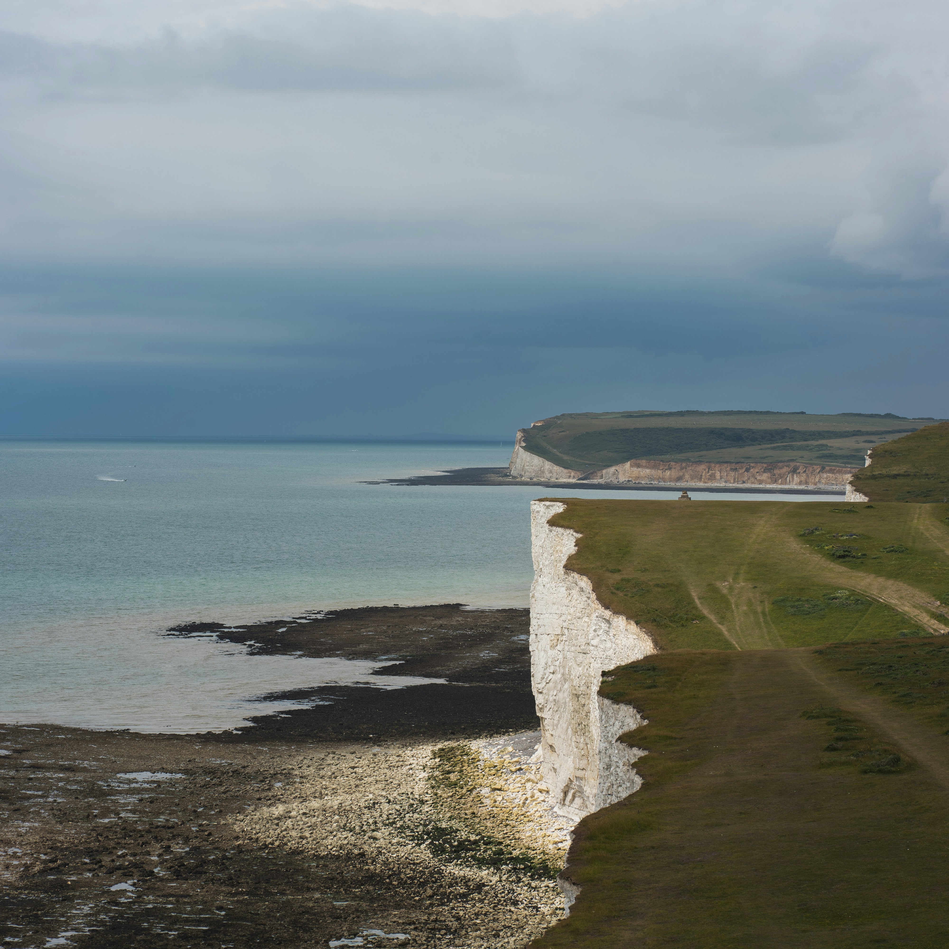 A view of the ocean from a cliff photo – Free Human Image on Unsplash