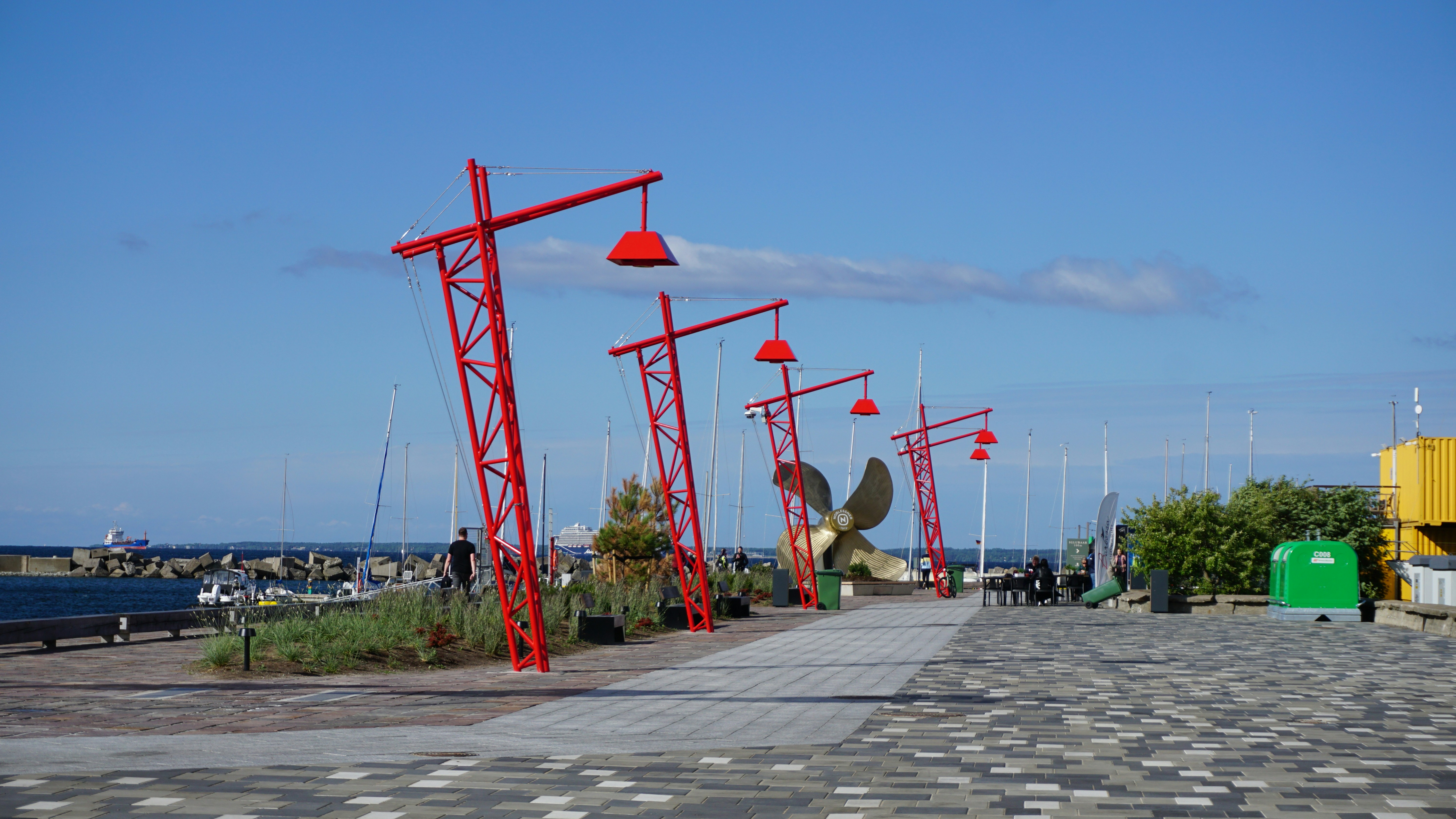 A row of red poles sitting on the side of a road photo – Free Peetri ...