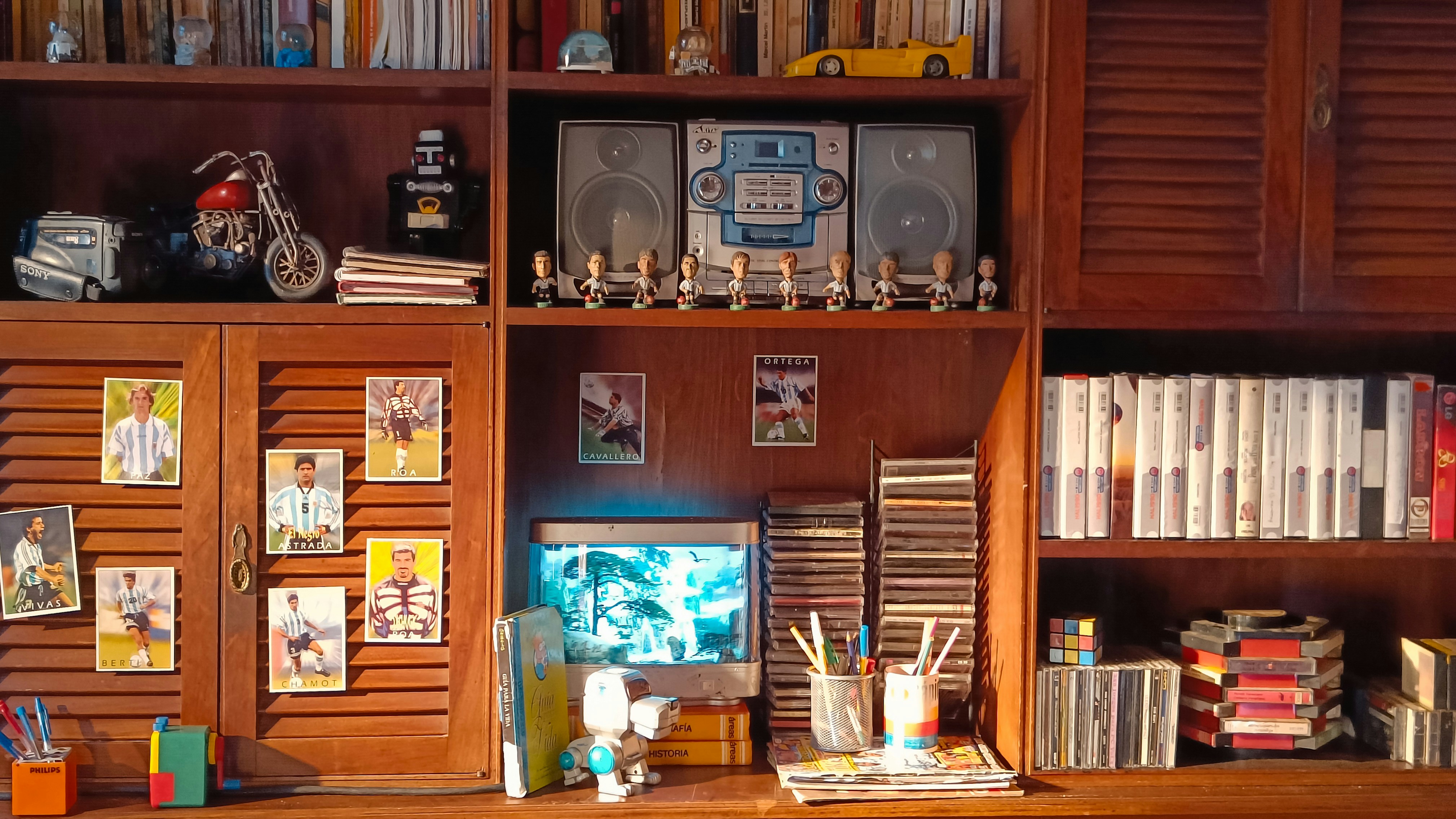 책상 옆에 책이 많이 꽂혀 있는 책장 사진 – Unsplash의 무료 자동차 이미지