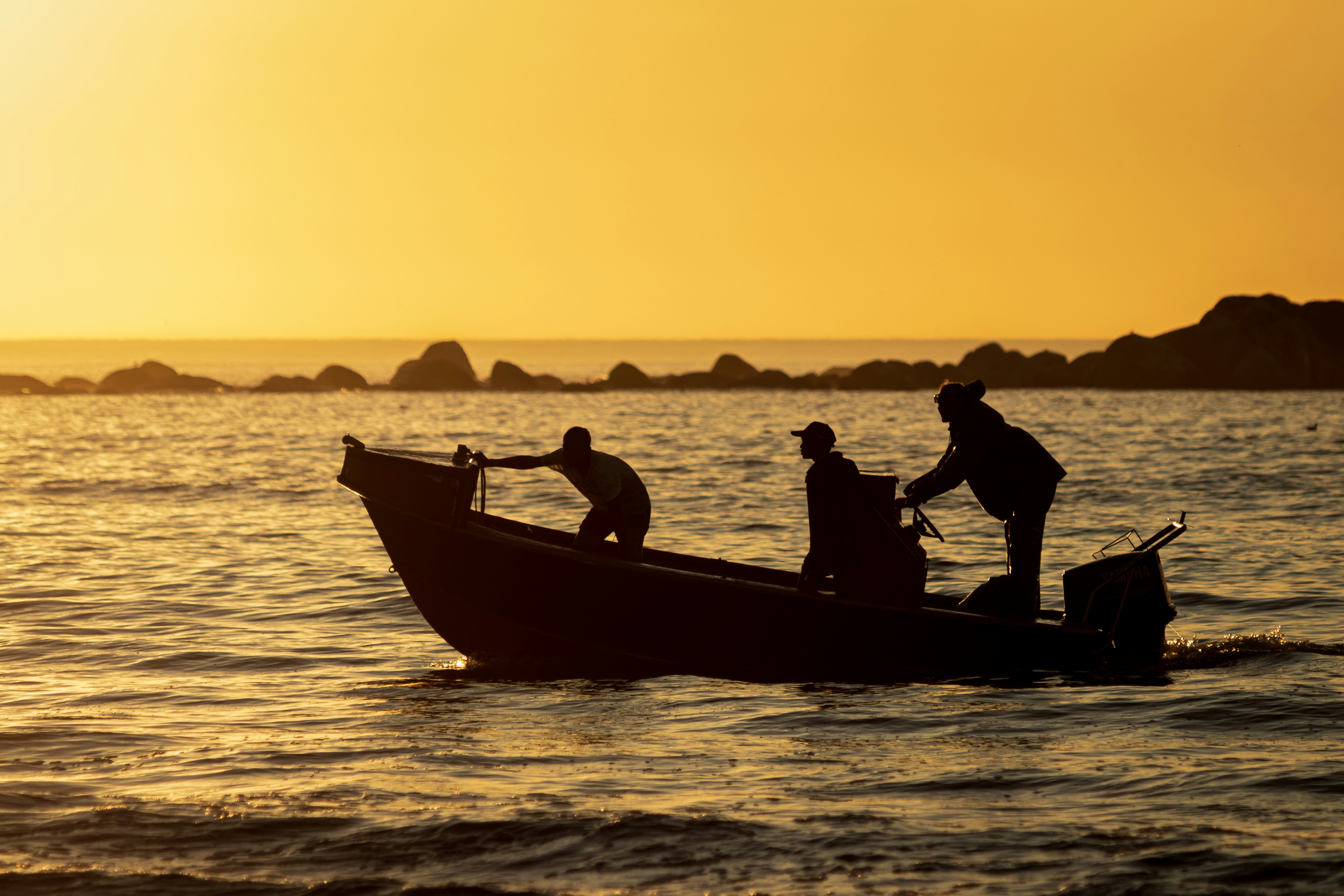 A group of people on a boat in the water photo – Free Paternoster Image ...