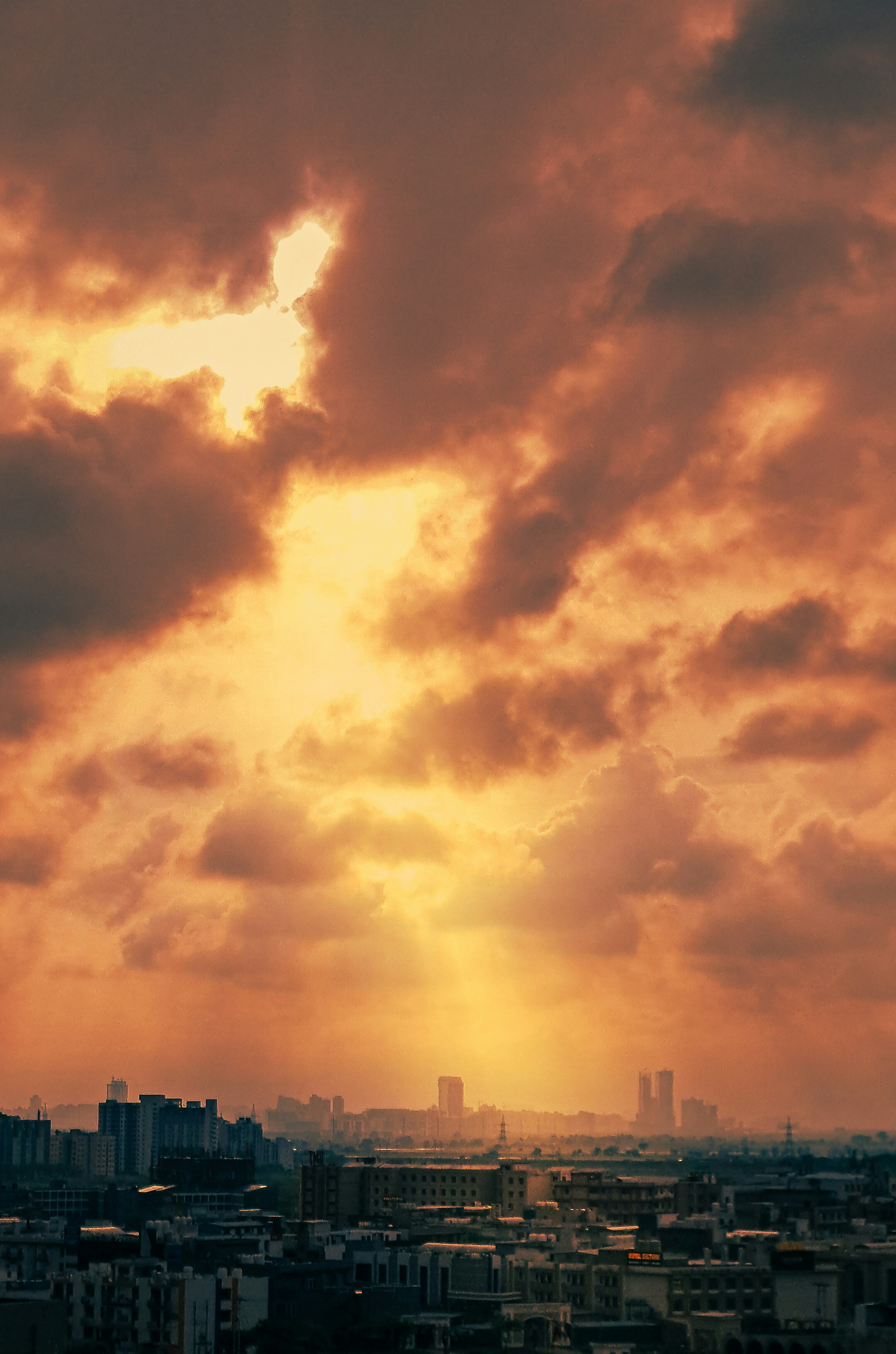 Le soleil brille à travers les nuages au-dessus d’une ville photo ...
