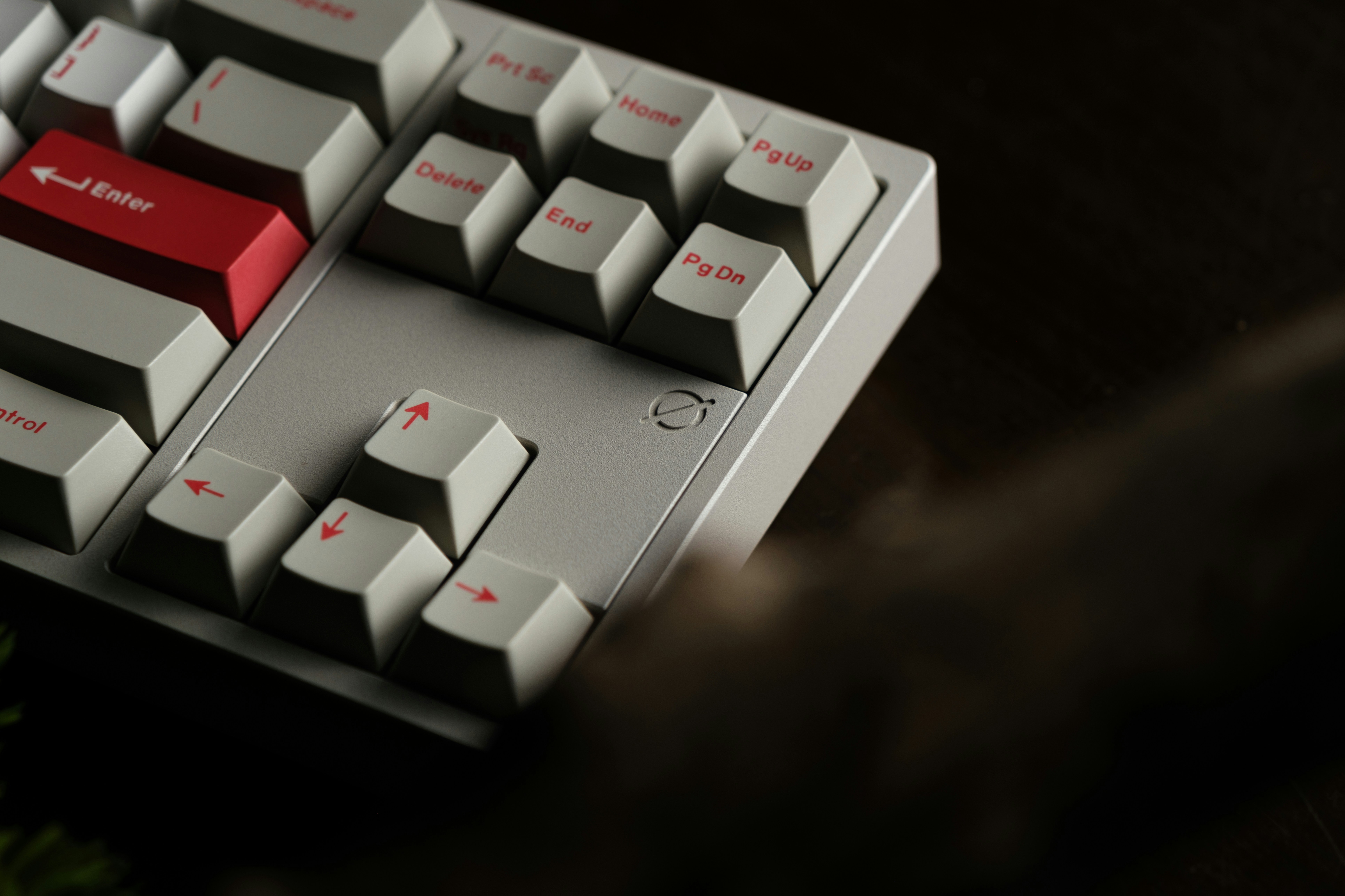 A close up of a computer keyboard with red keys photo – Free Setup pc ...