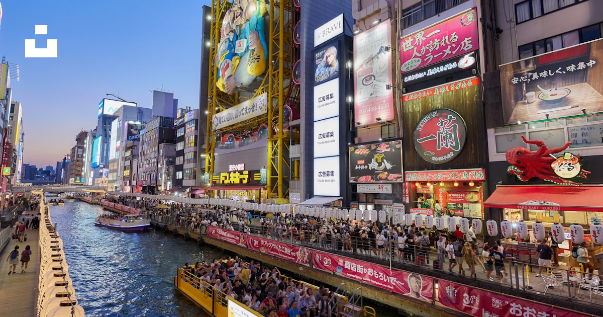 고층 건물 옆 강을 따라 내려가는 보트 사진 Unsplash의 무료 日本、大阪府大阪市 道頓堀川 이미지