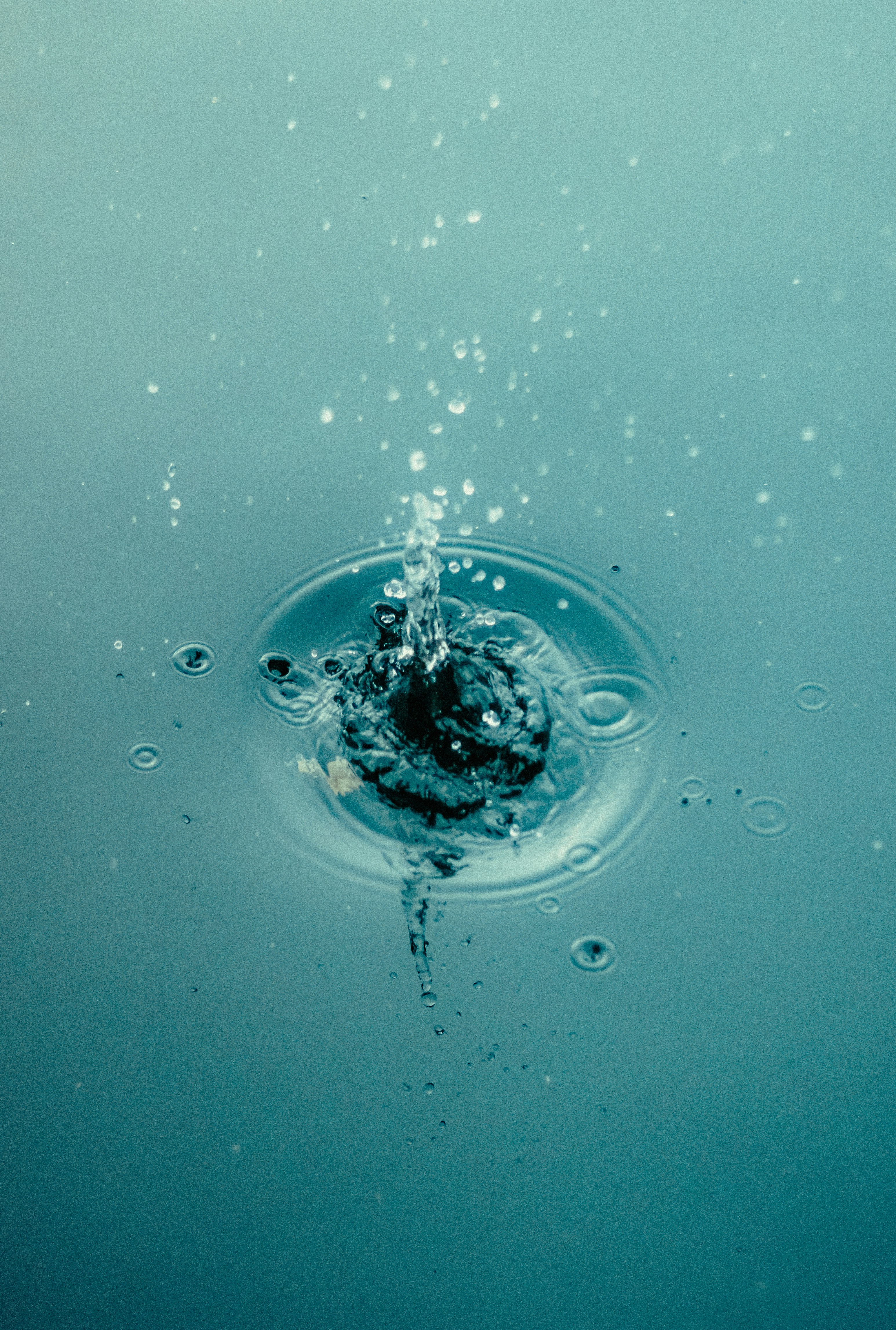 Une goutte d’eau qui se trouve dans l’eau photo – Image gratuite de La ...