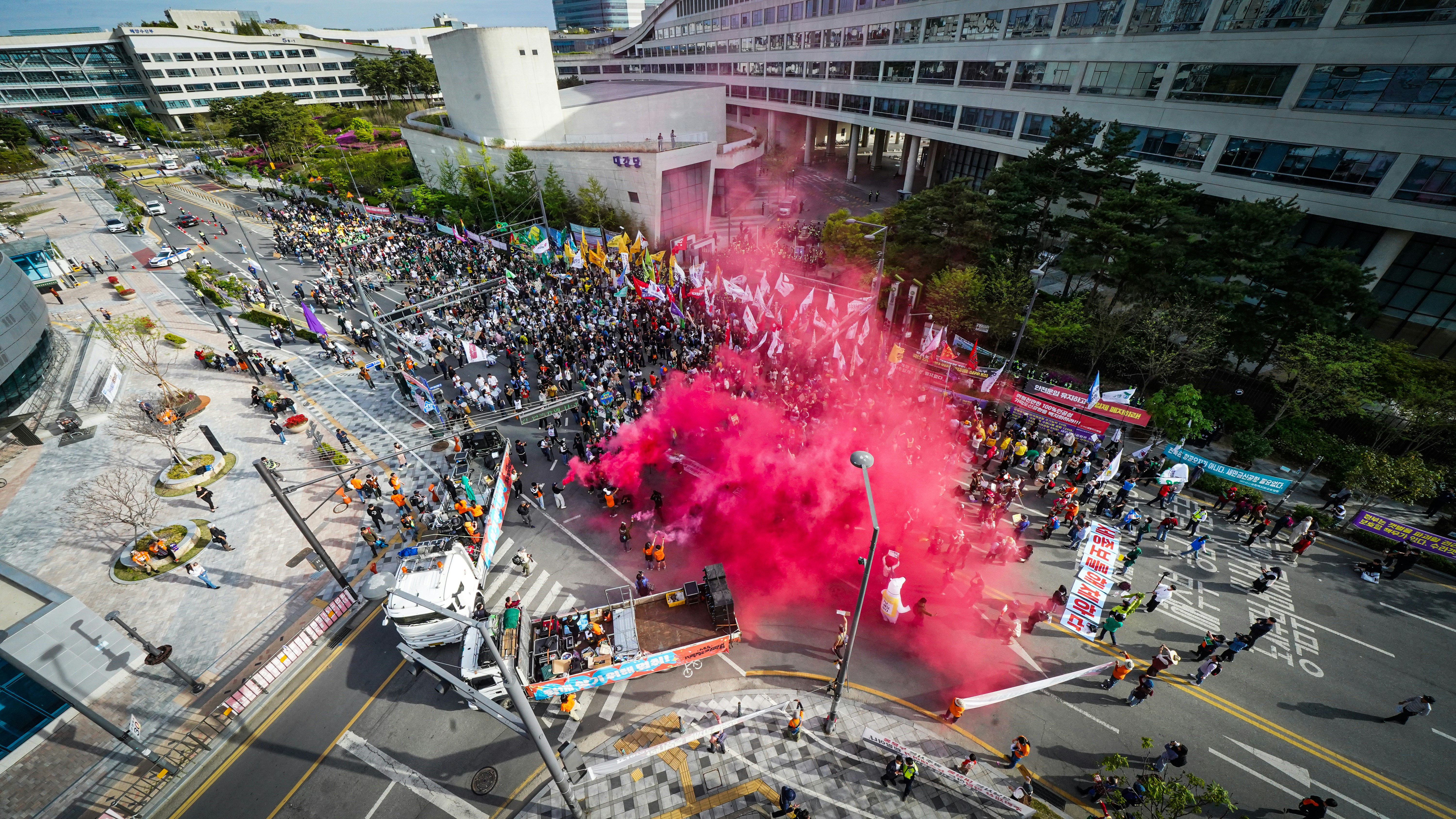 Scarlet Smoke Over the City Square: A Rally's Dynamic Convergence