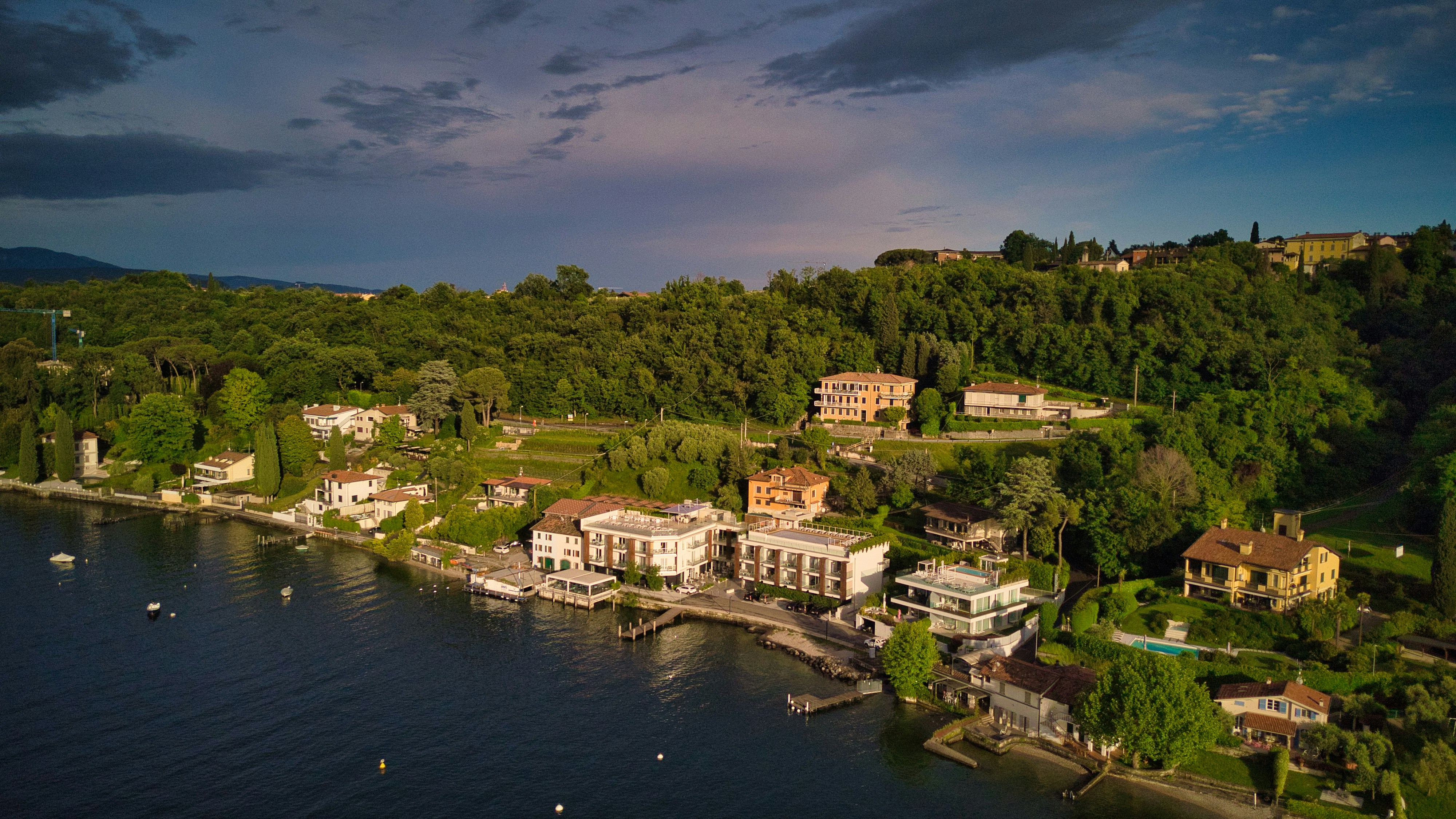 Una vista aérea de una pequeña ciudad en un lago foto – Imagen de ...