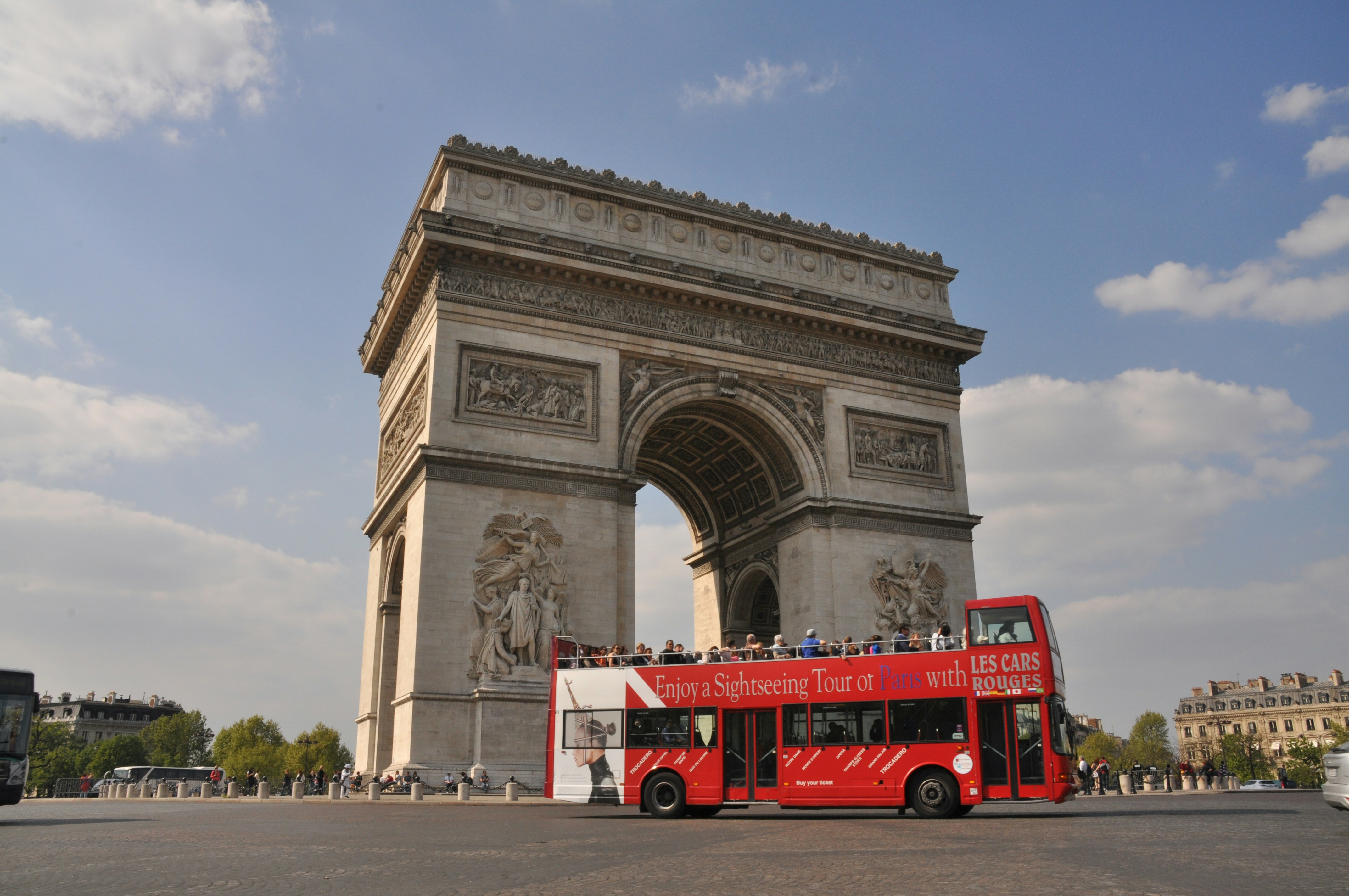 A red double decker bus driving past the arc of triumph photo – Free ...