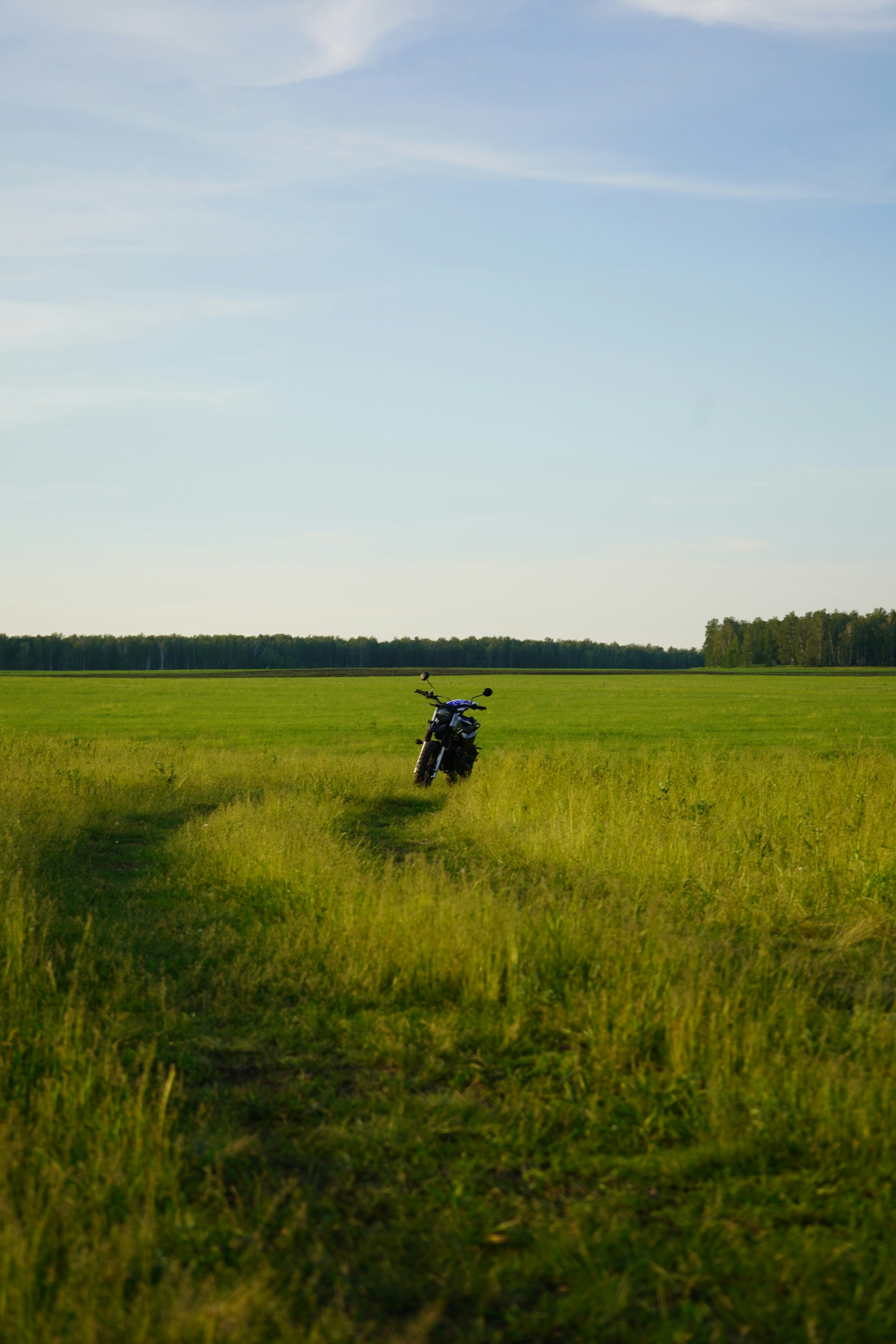 A motorcycle parked in the middle of a grassy field photo – Free Land ...