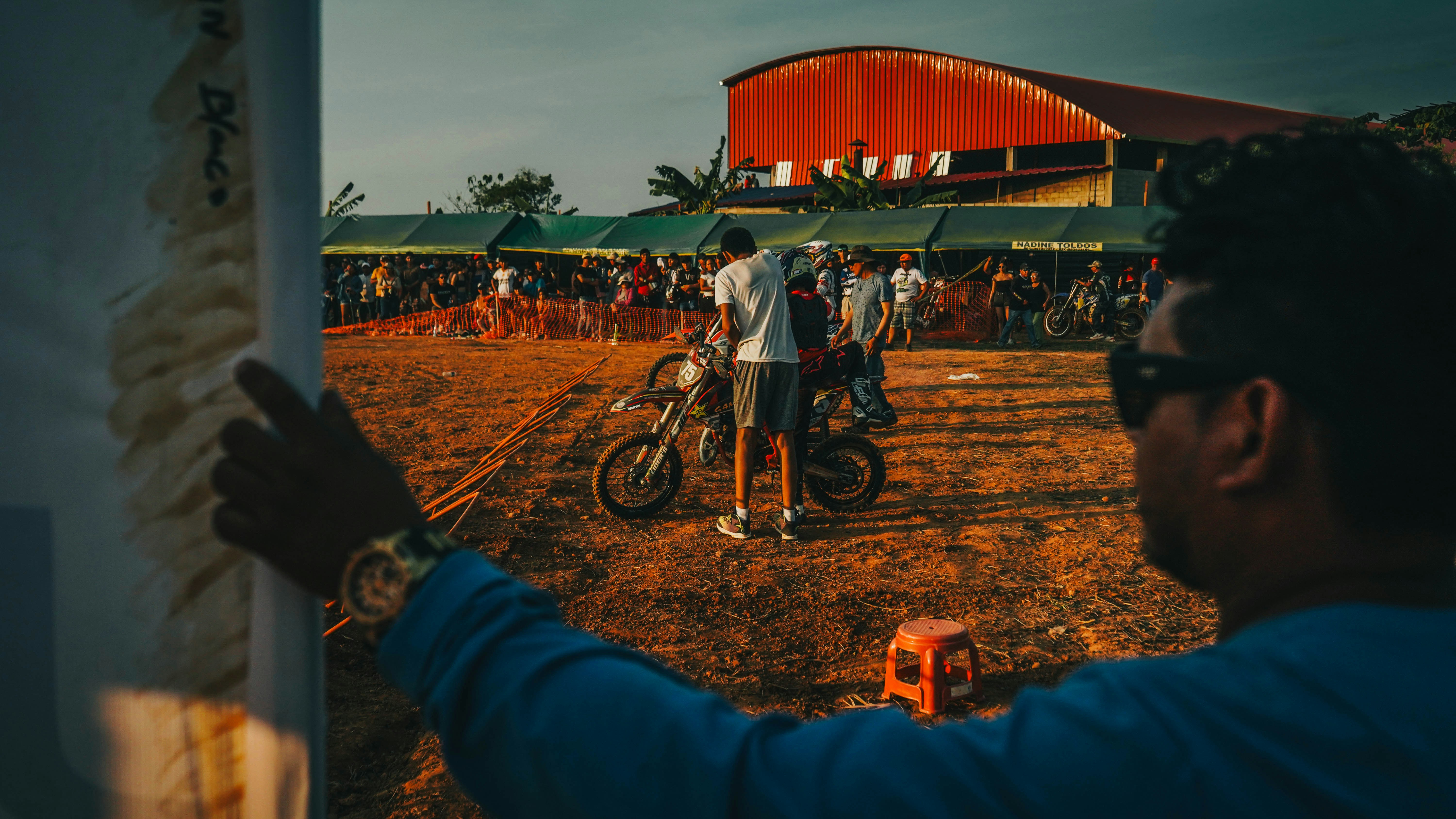 Dust, Engines, and a Red Roof: Riders Gather at a Rural Arena