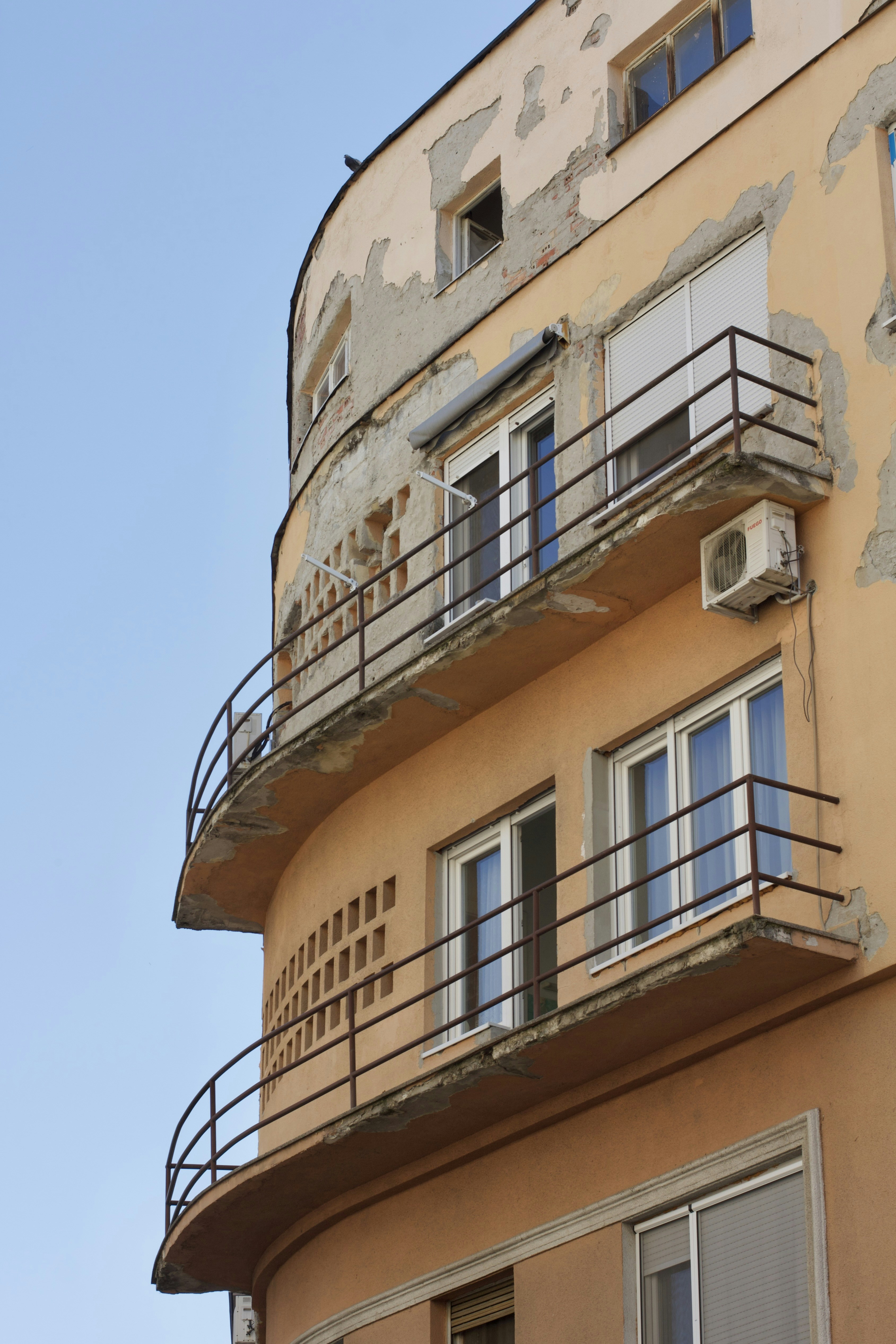 Sunlit Curves on a Weathered Facade