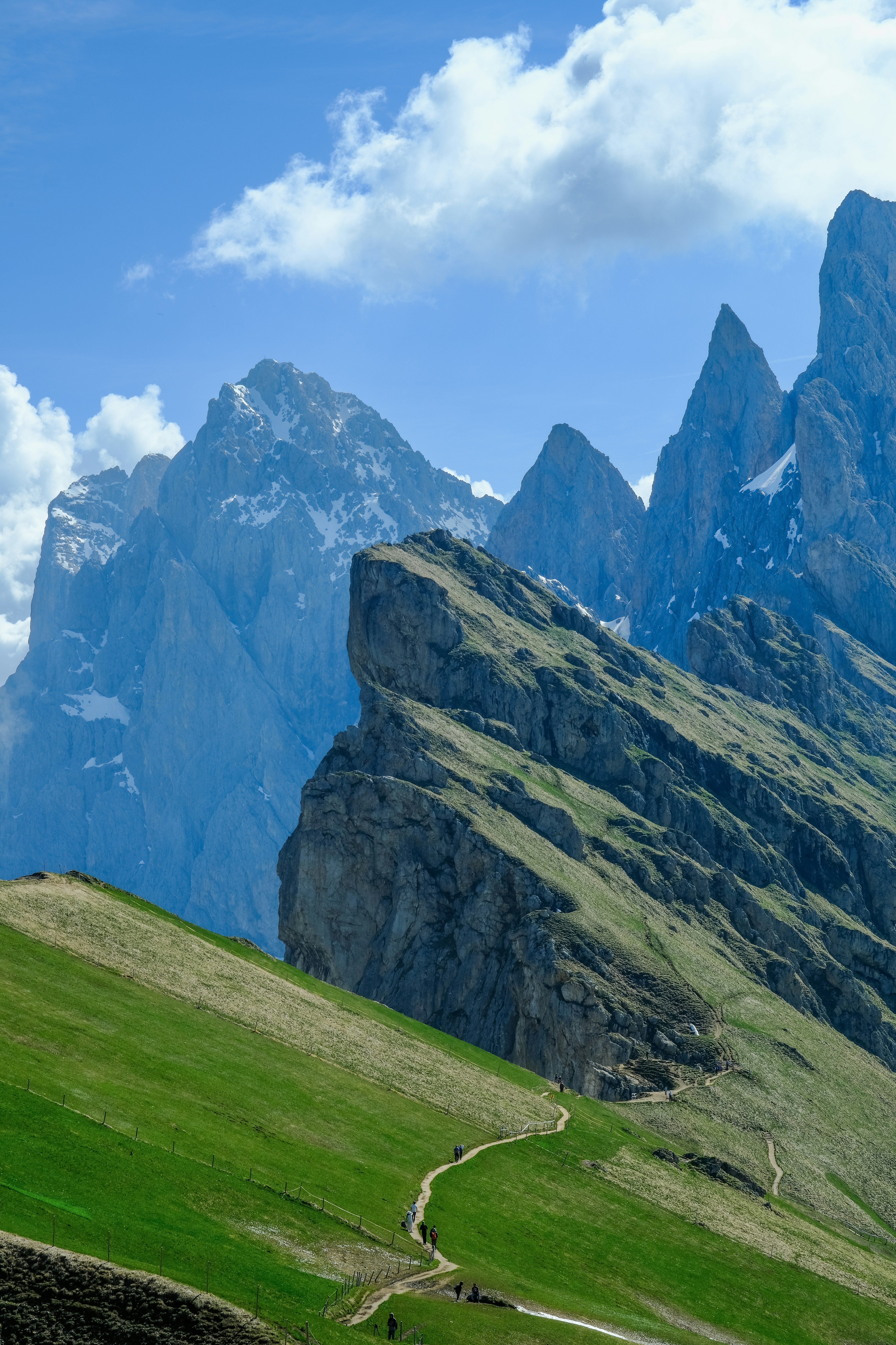A grassy field with a mountain range in the background photo – Free ...