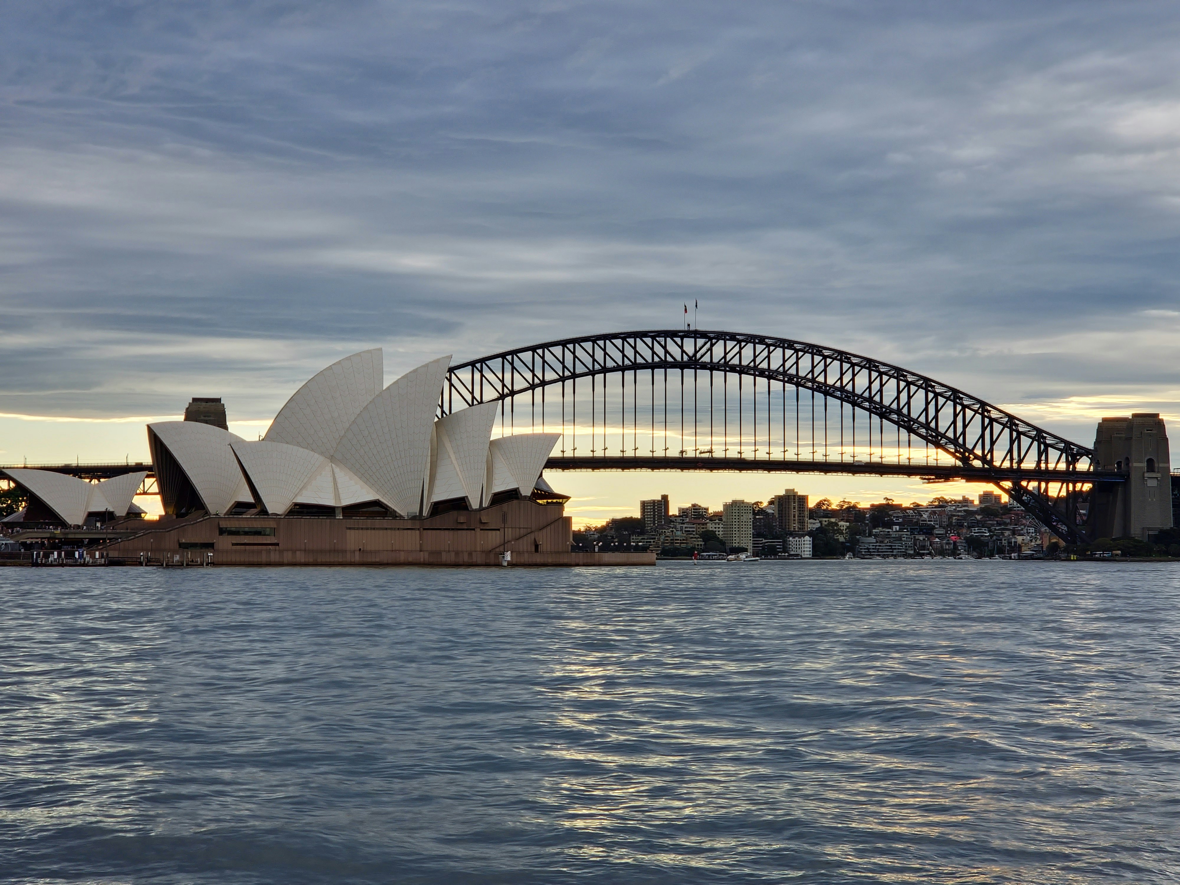 Una vista de la Ópera de Sídney y el Puente de Sídney foto – Imagen de ...