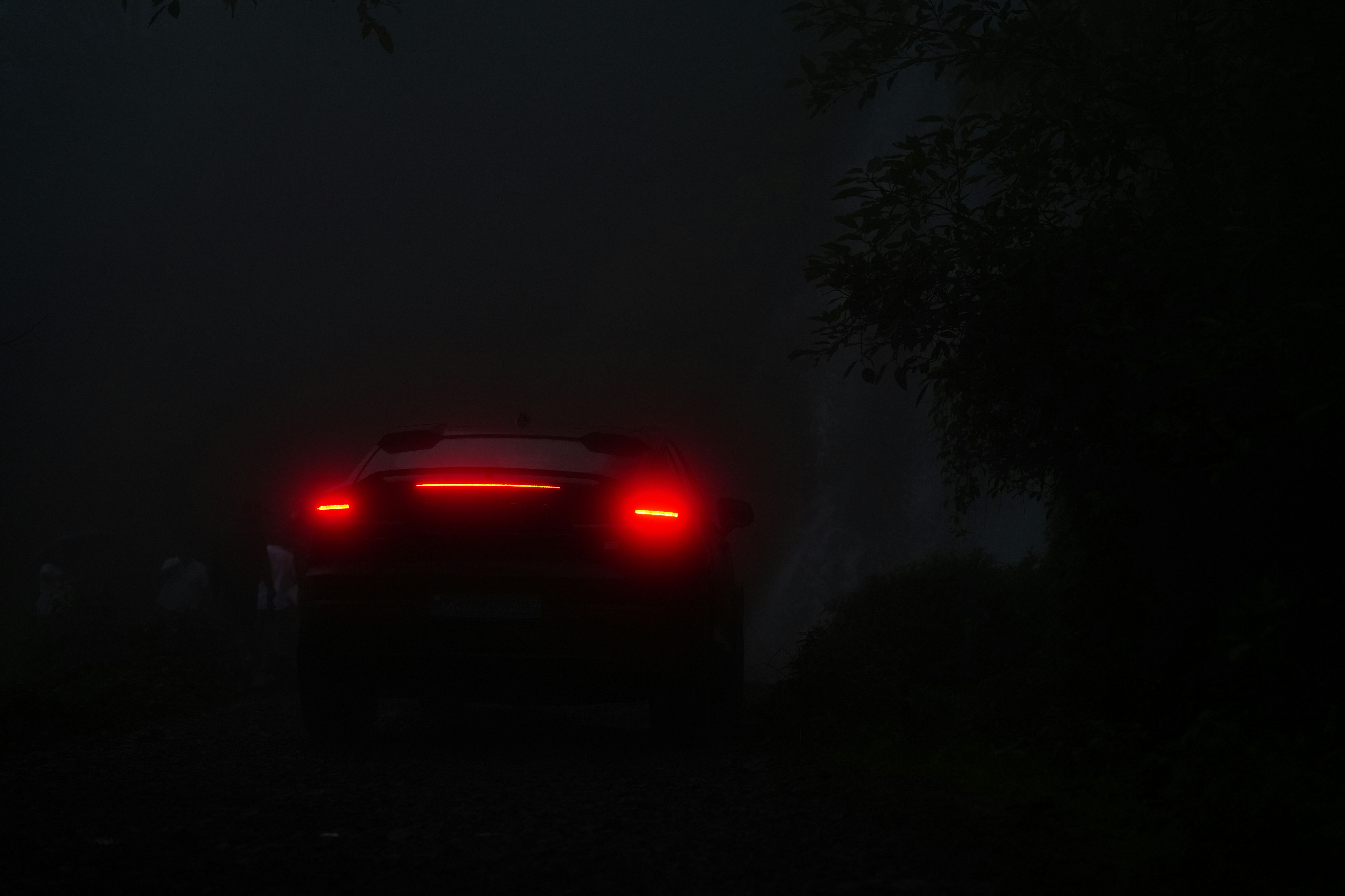 A car driving on a dark road at night photo – Free Car Image on Unsplash