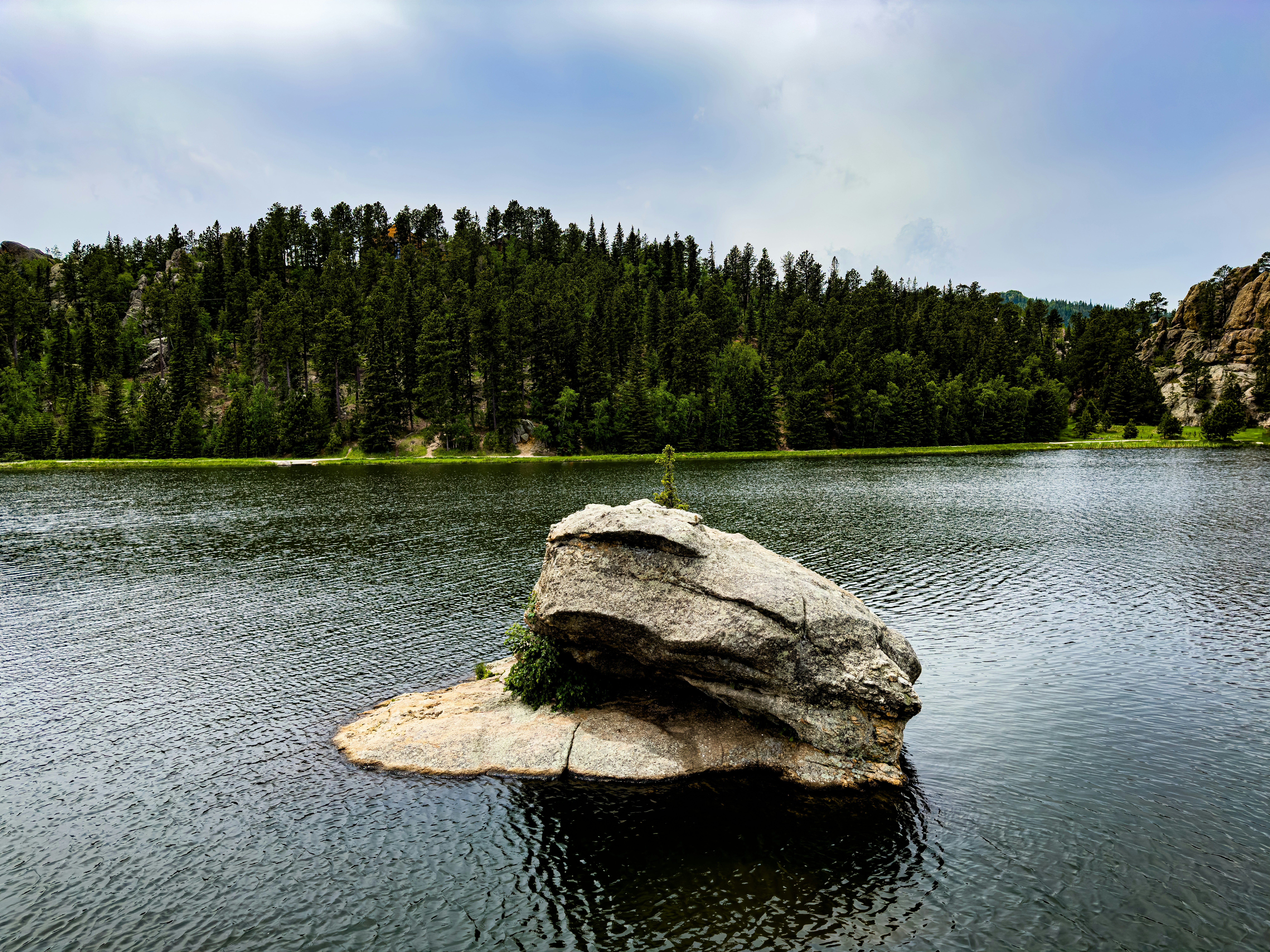 Un gros rocher posé au milieu d’un lac photo – Image gratuite de Lac ...