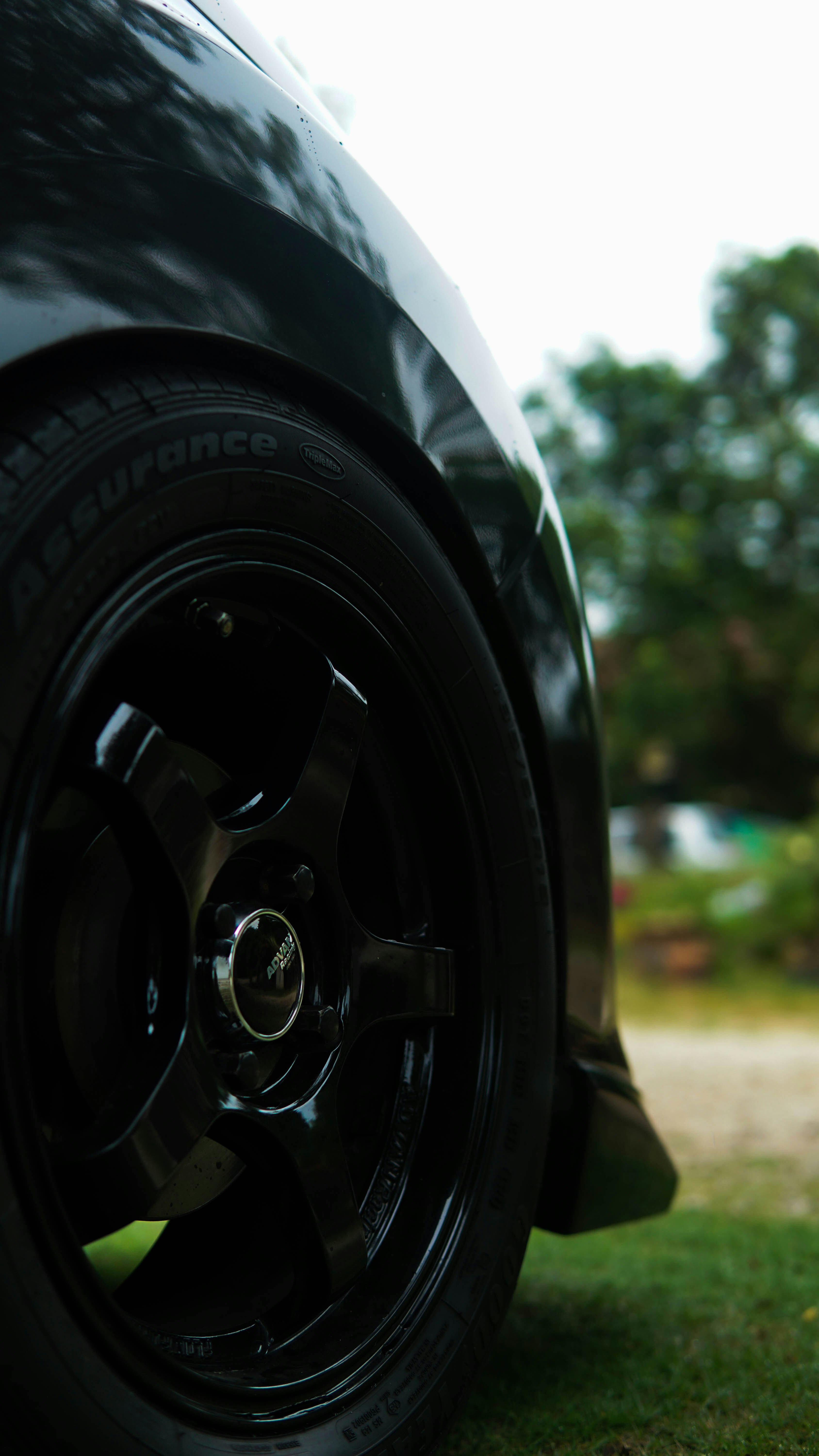 Midnight Alloy: A Close-Up of a Glossy Car Wheel