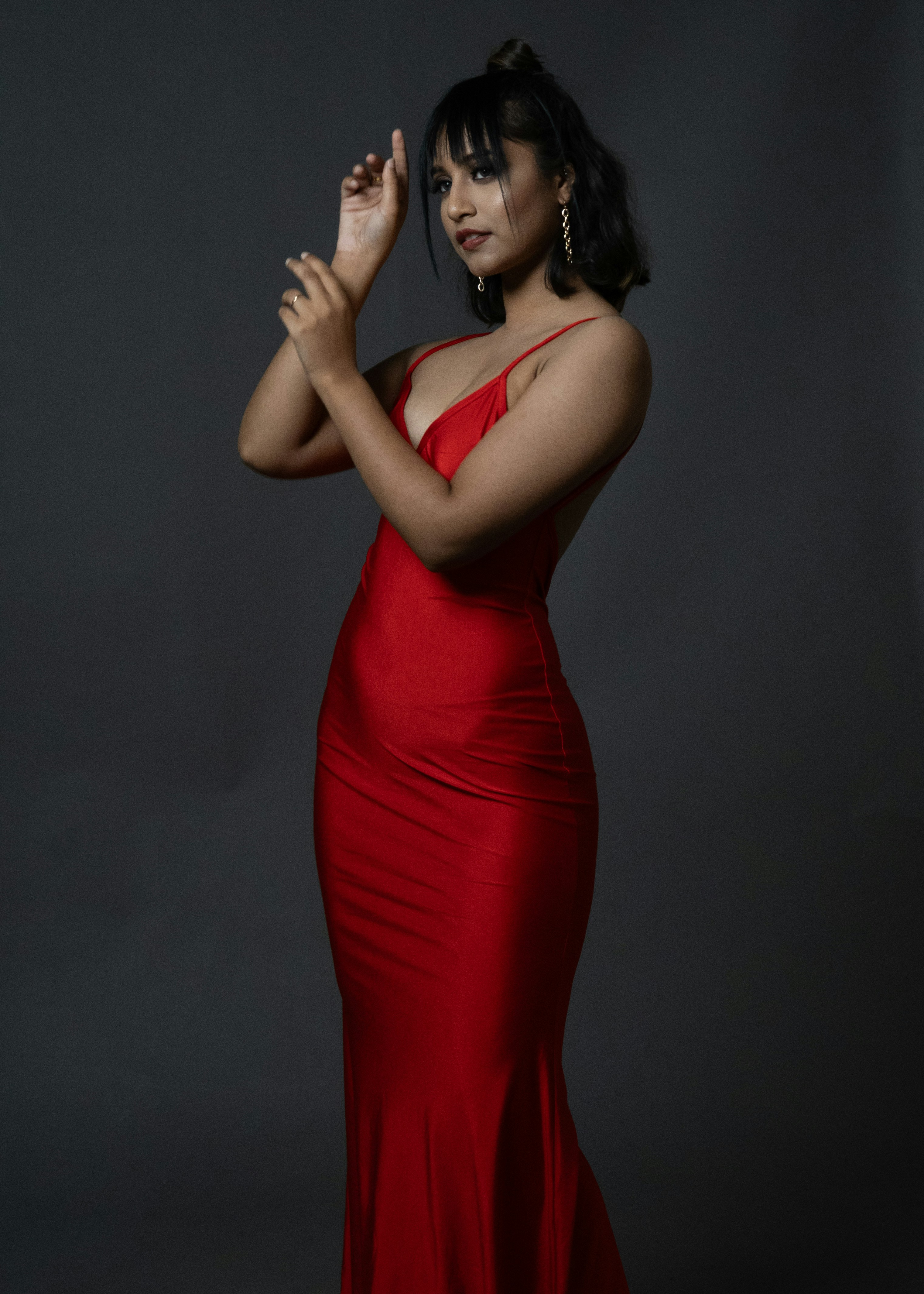 Une femme en robe rouge posant pour une photo photo – Image gratuite de ...