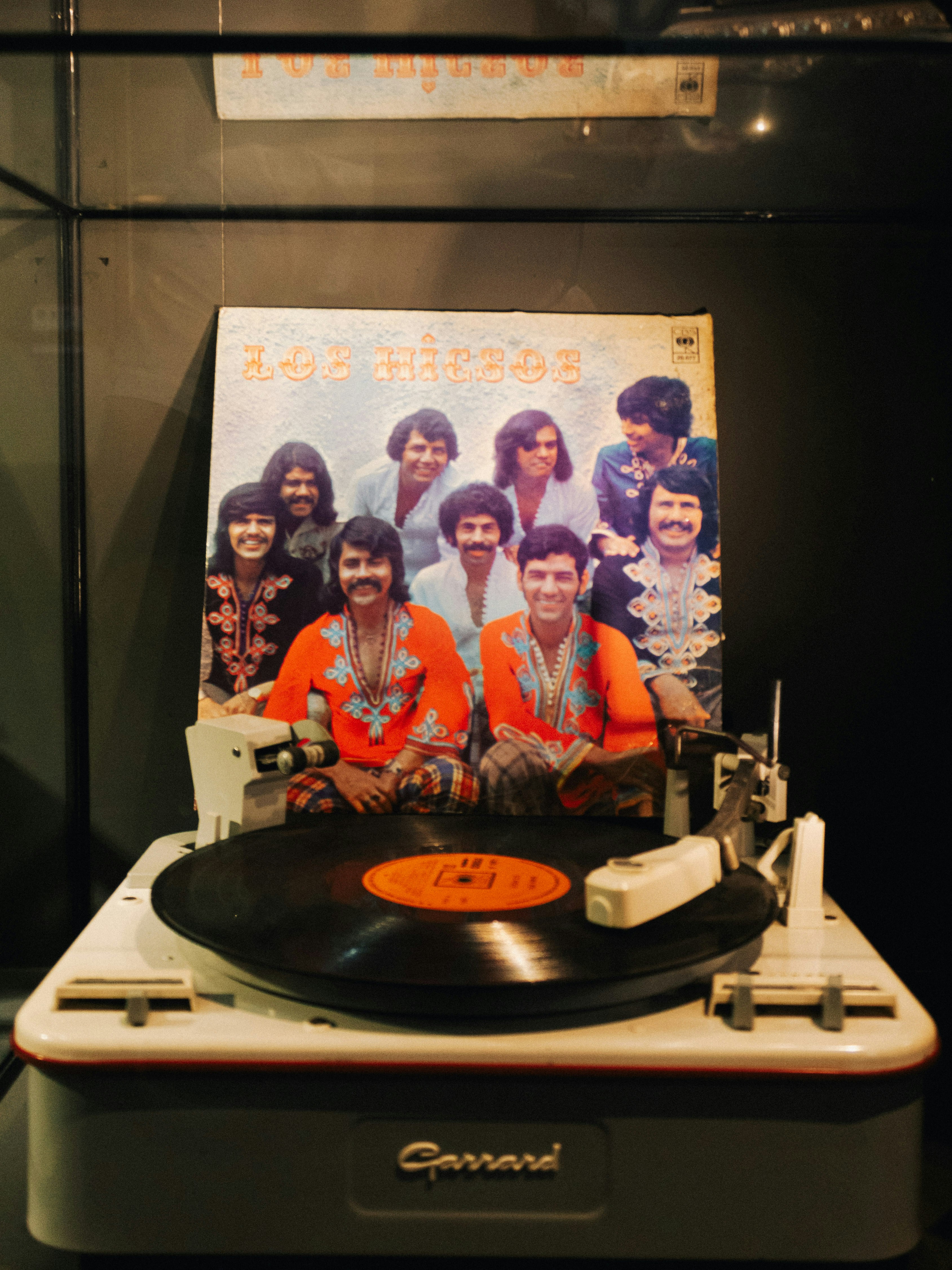 A record player sitting on top of a turntable photo – Free Face Image ...