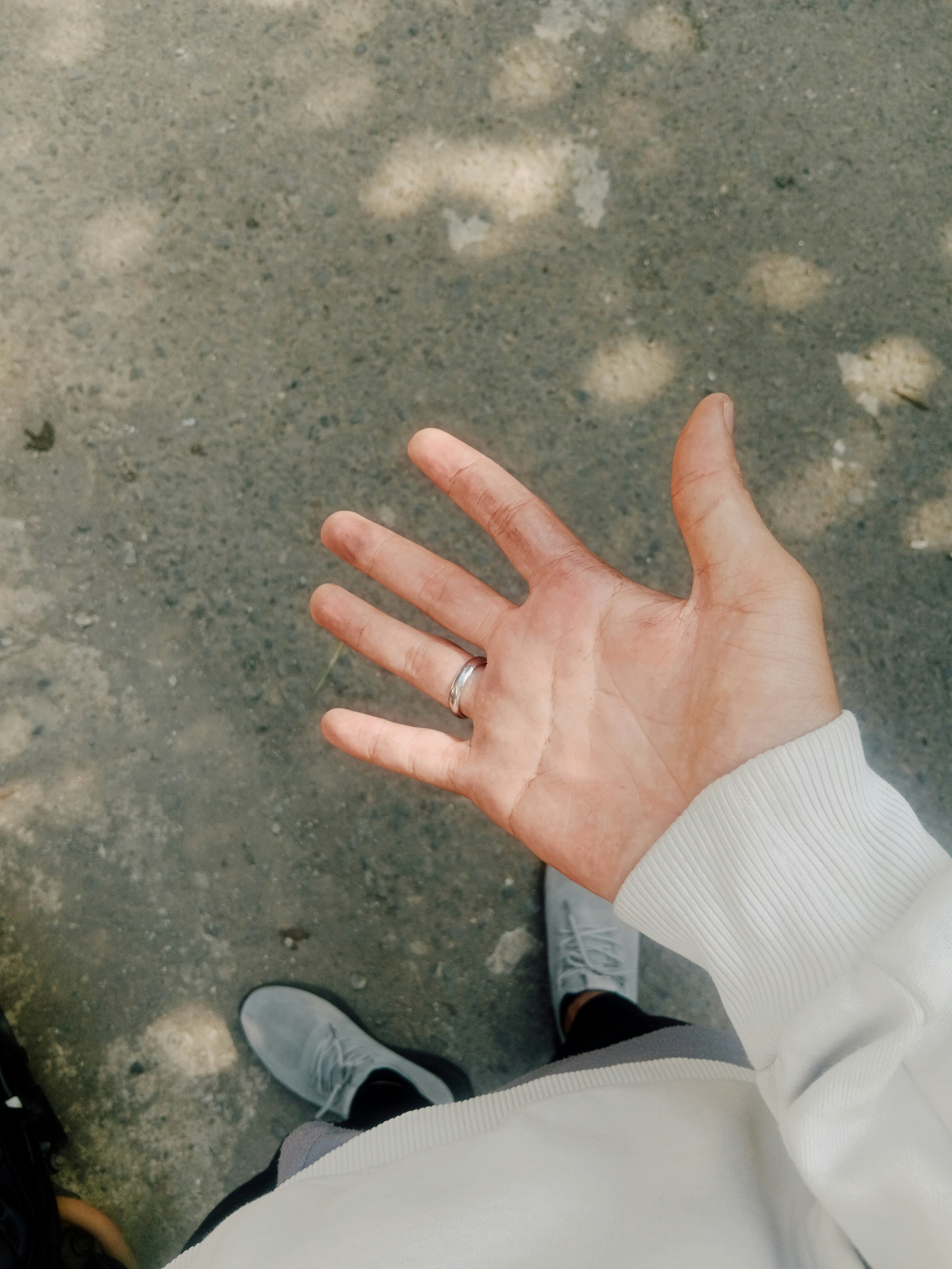 A person with their hand out in the air photo – Free Man Image on Unsplash