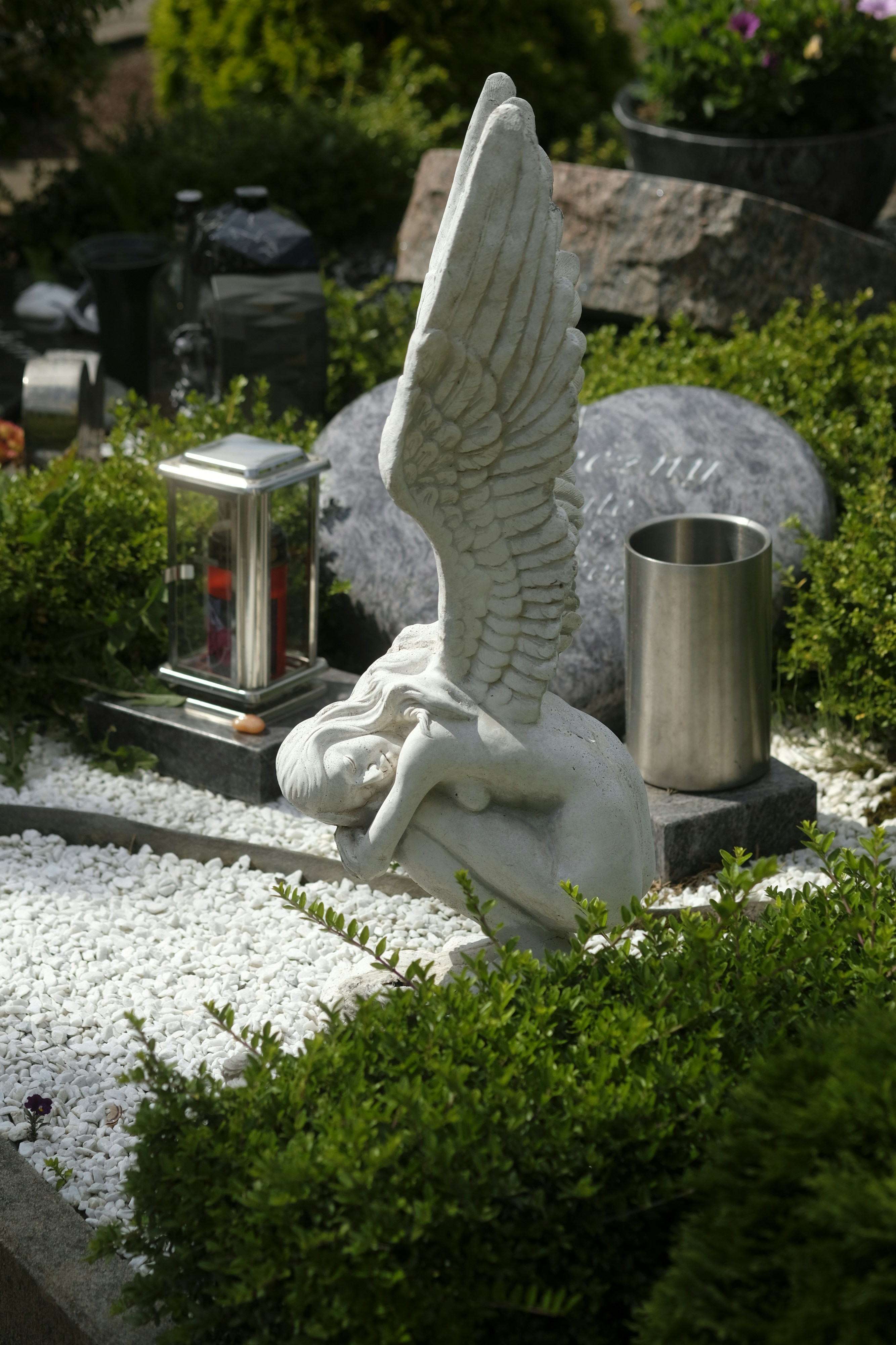 A statue of an angel in a garden photo – Free Woman Image on Unsplash