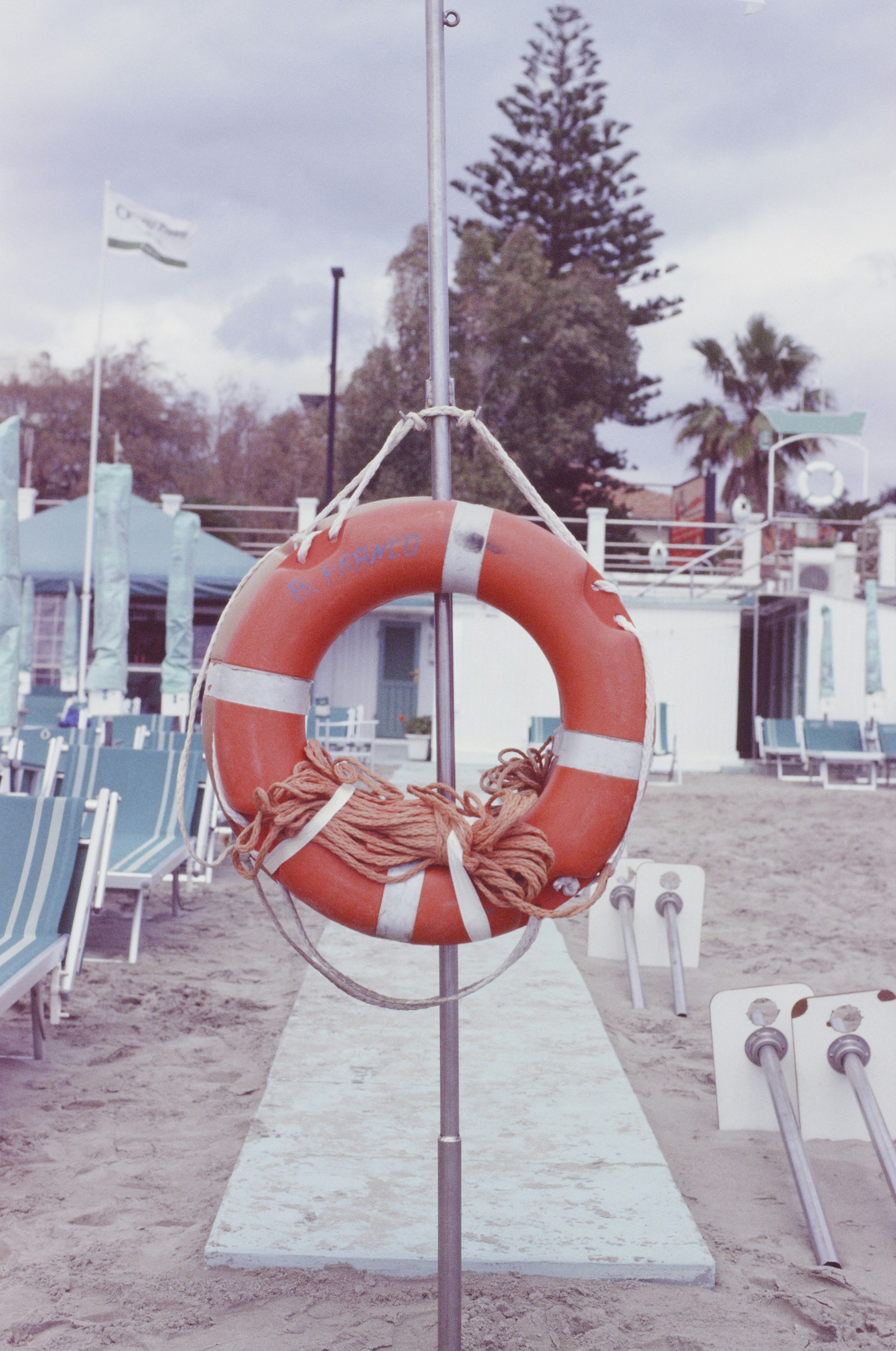 A life preserver on a pole on a beach photo – Free Beach Image on Unsplash