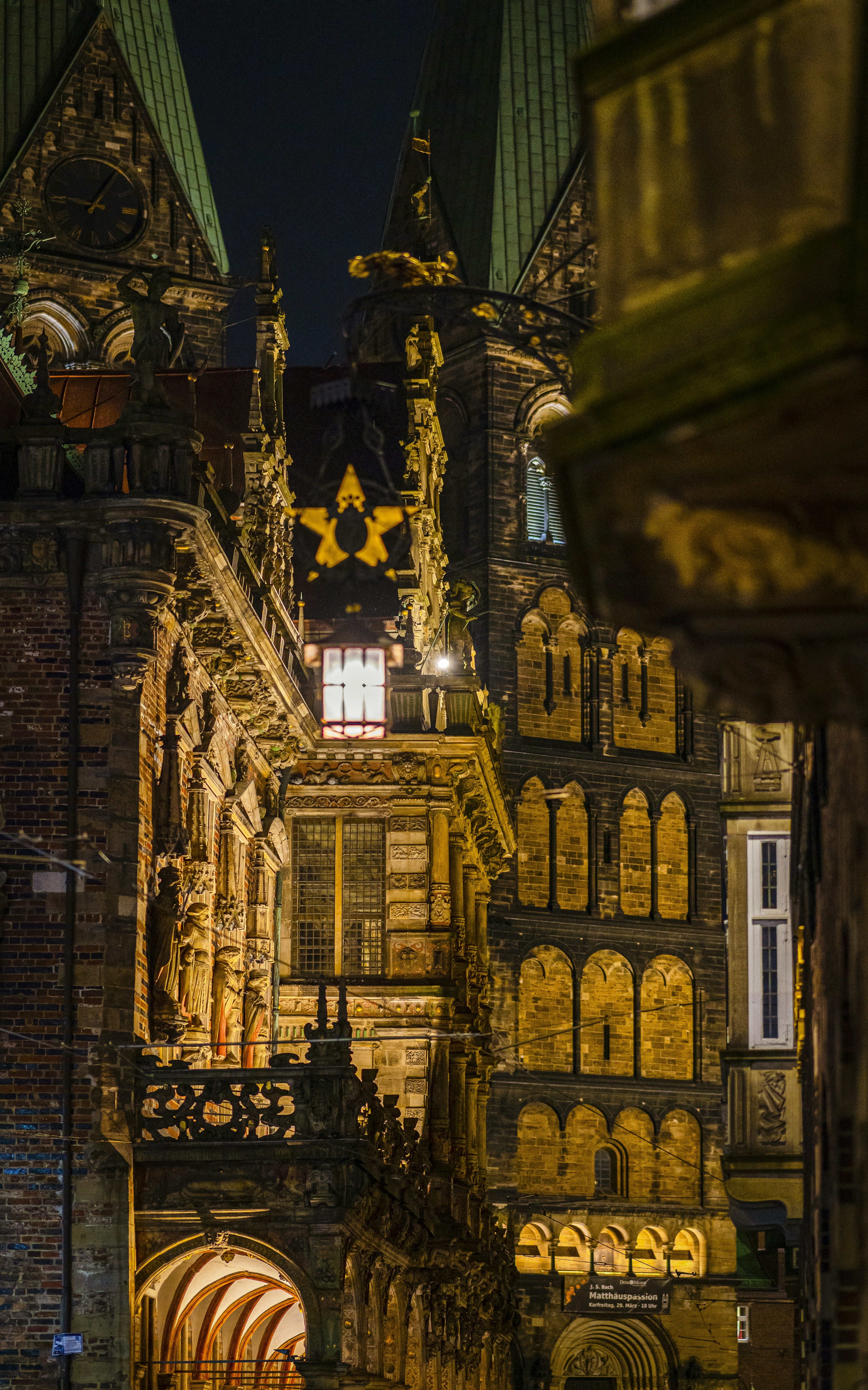 Un gran edificio con una torre de reloj por la noche foto – Imagen de Bremen gratuita en Unsplash
