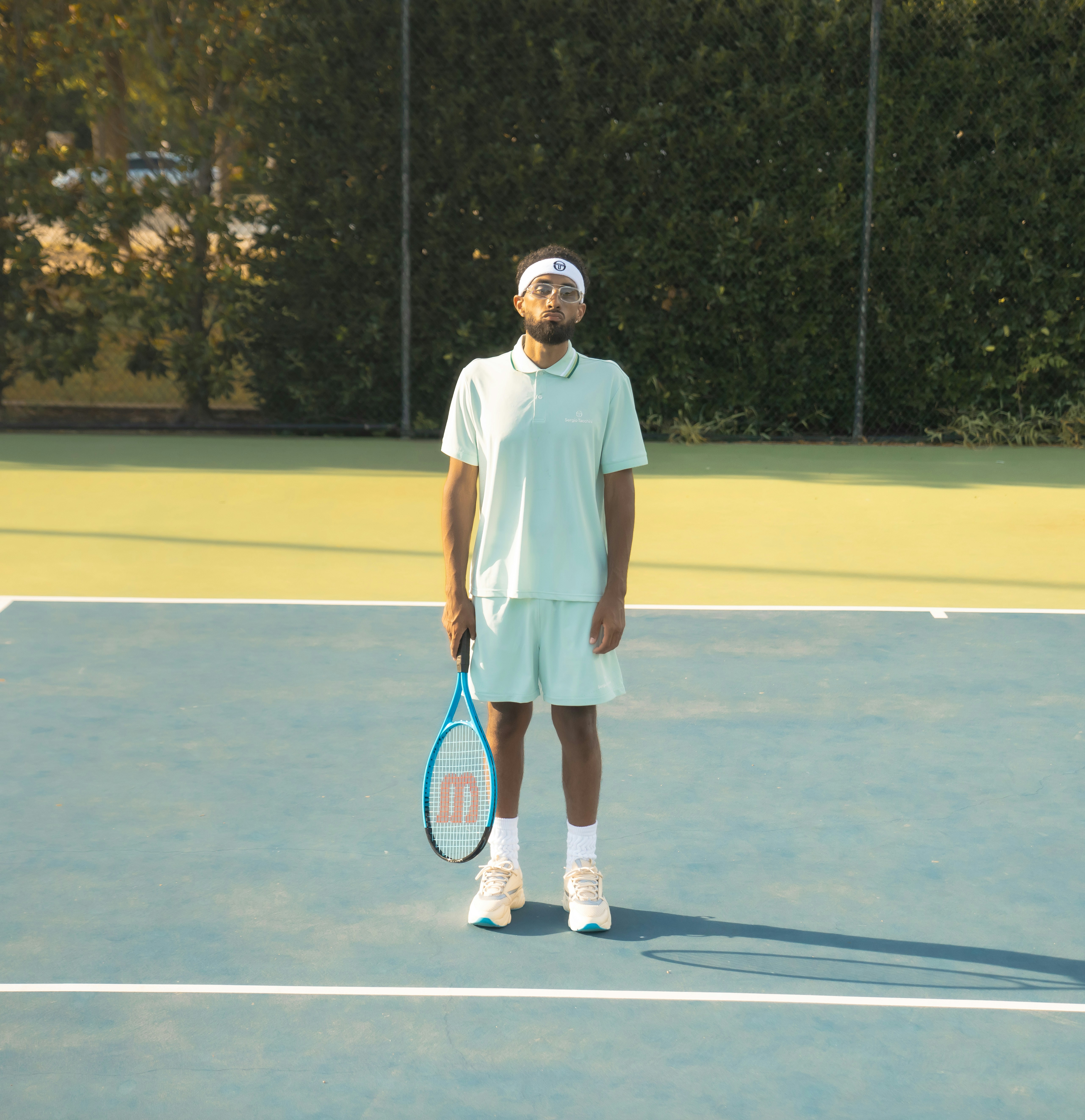 A man standing on a tennis court holding a racquet photo – Free Human ...