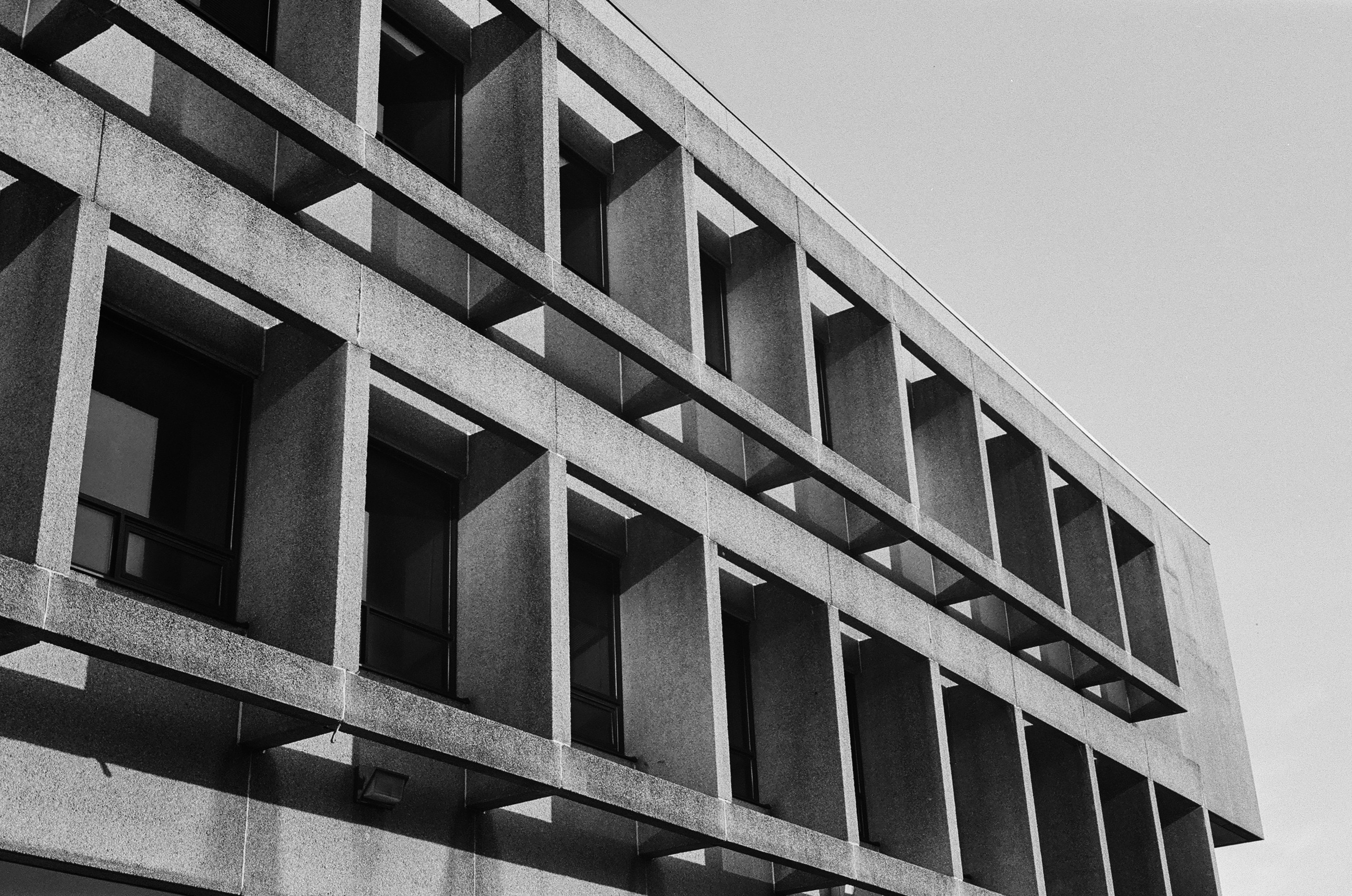 Una foto en blanco y negro de un edificio foto – Imagen de Filmado en película gratuita en Unsplash
