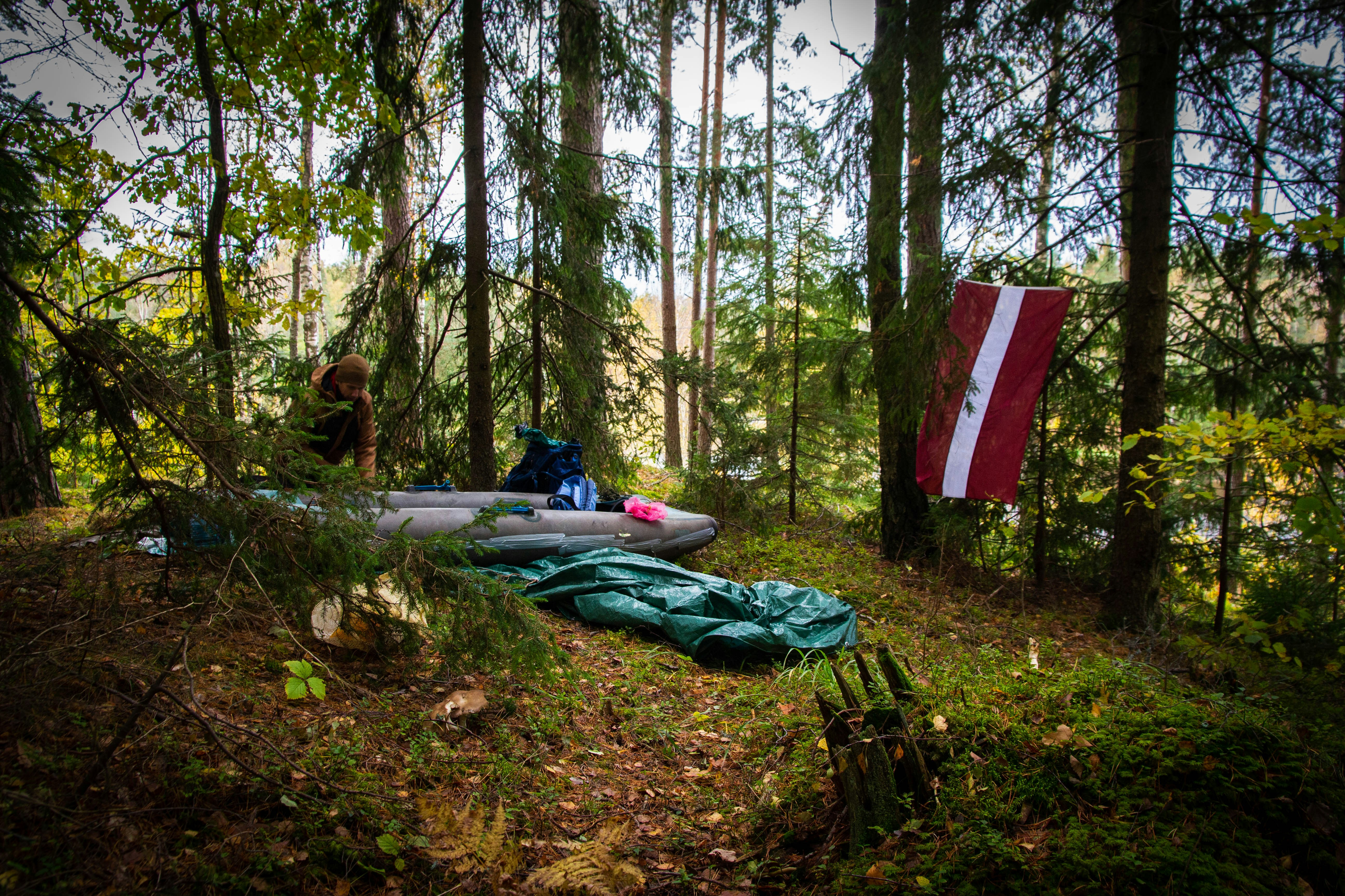 A group of people camping in the woods photo – Free Human Image on Unsplash