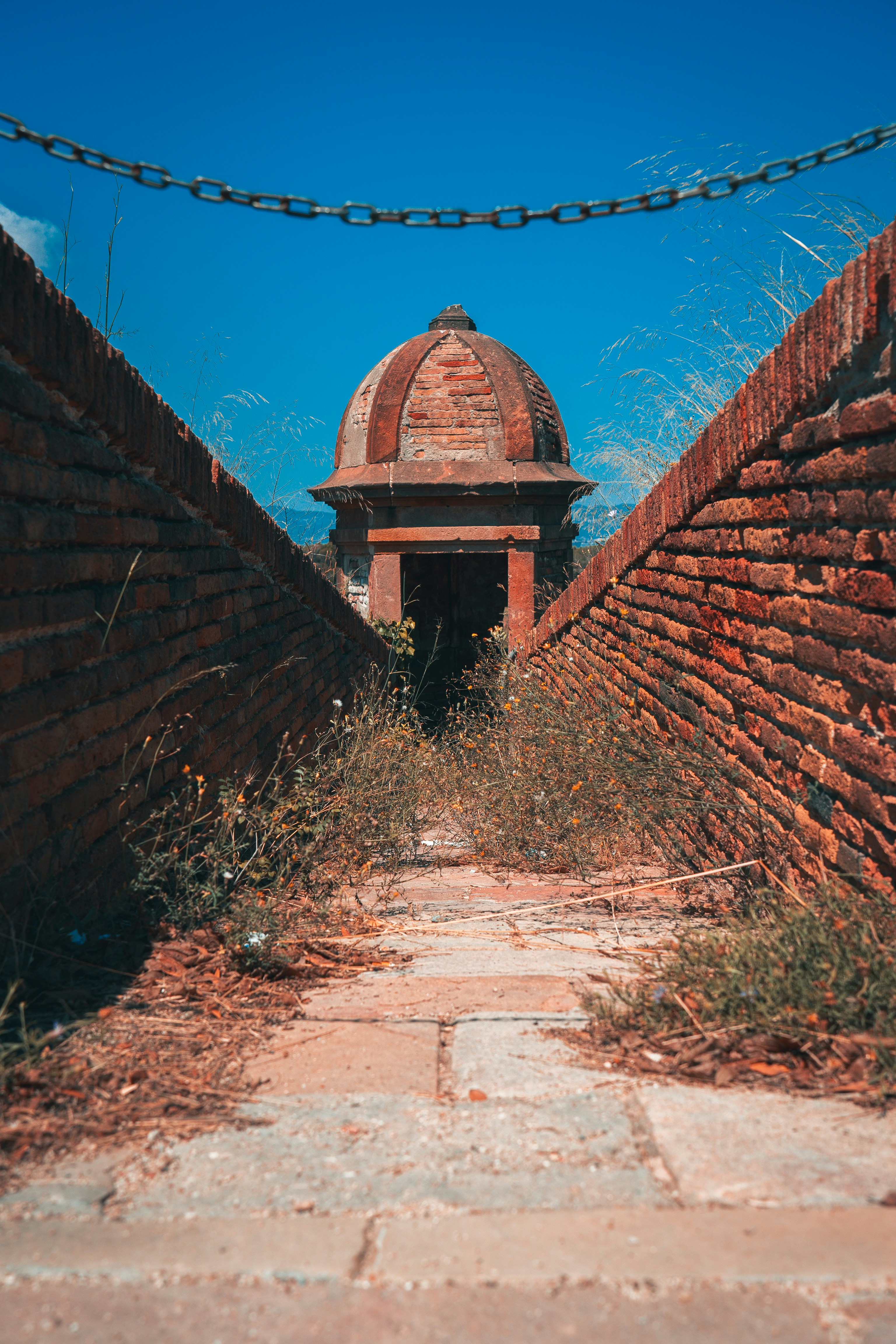 Toward a Brick-Domed Echo: A Narrow Path to Ruin Under a Blue Sky