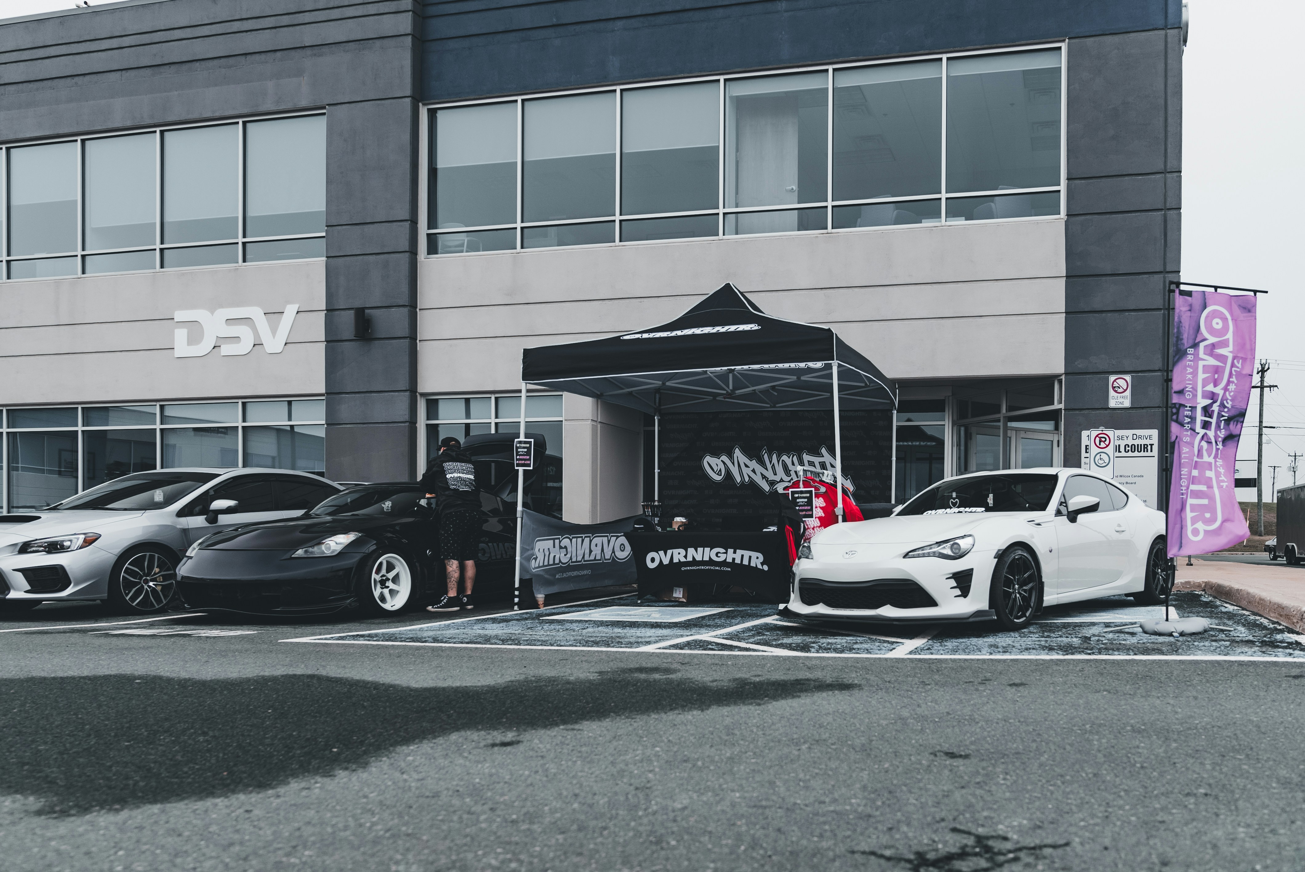 A group of cars parked in front of a building