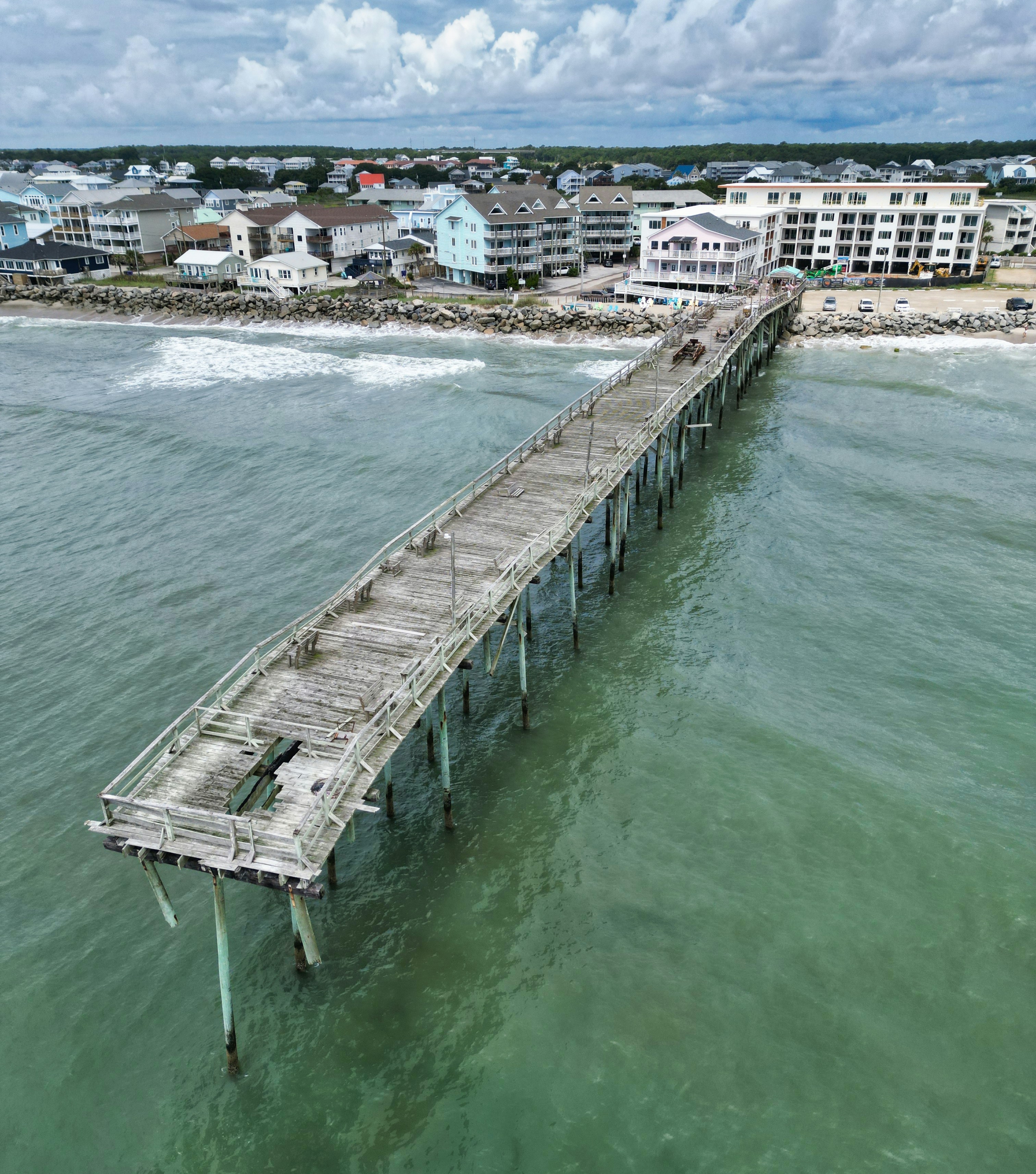Una vista aérea de un muelle en medio del océano foto – Imagen de ...