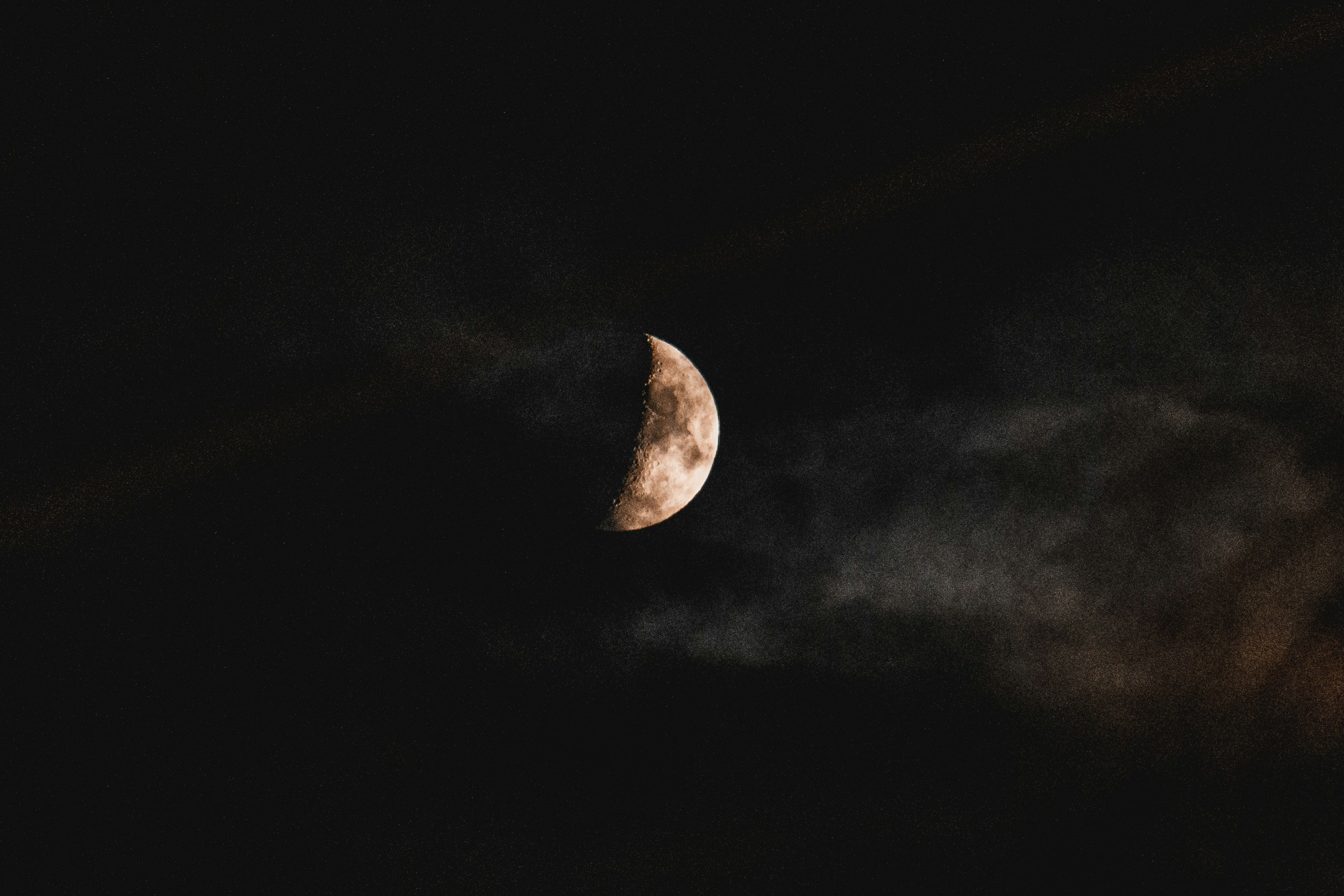 Uma meia-lua é vista no céu noturno foto – Imagem grátis sobre Natureza ...