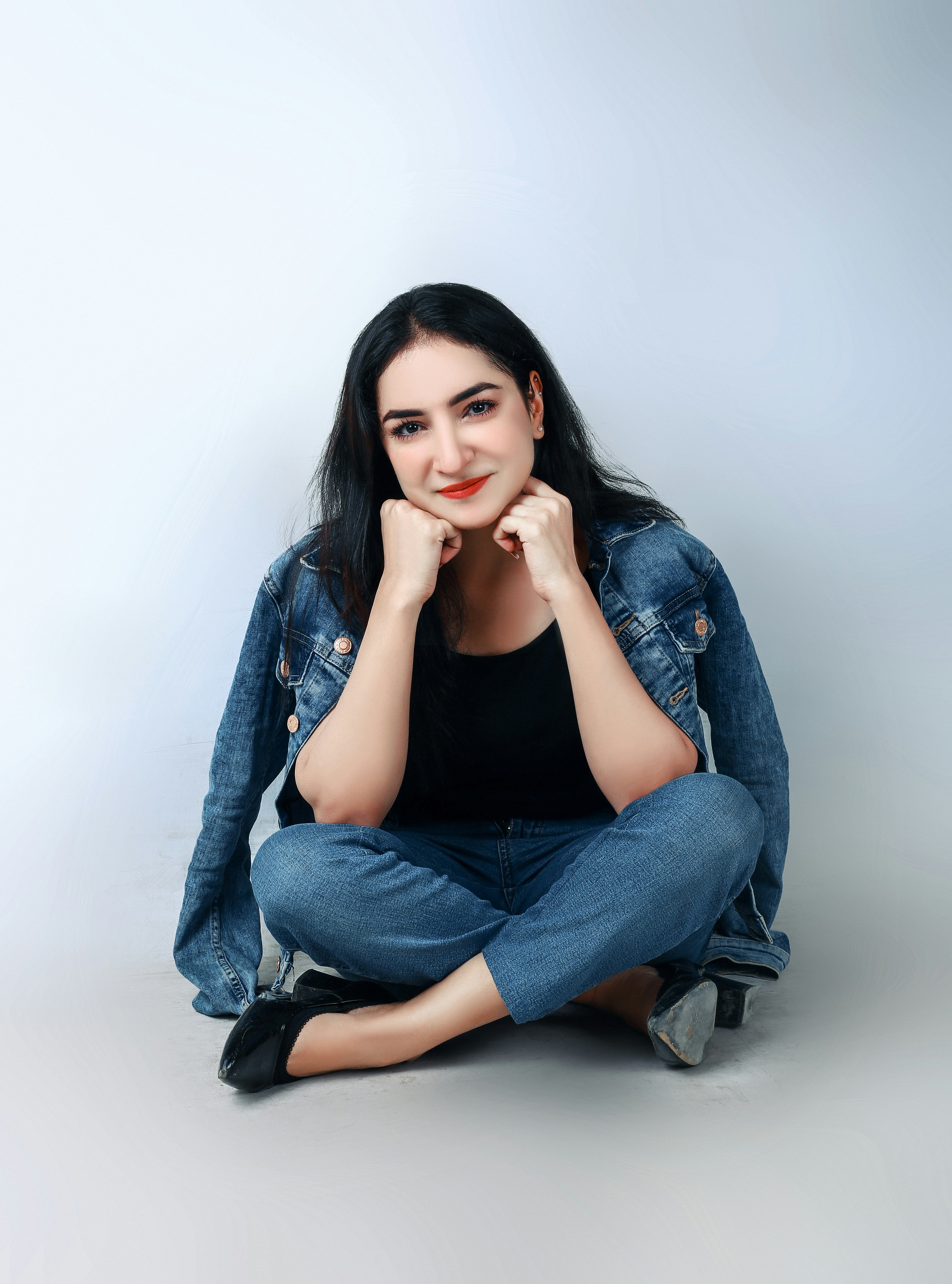 A woman sitting on the floor with her hands on her chin photo – Free Naeem ad studios Image on ...