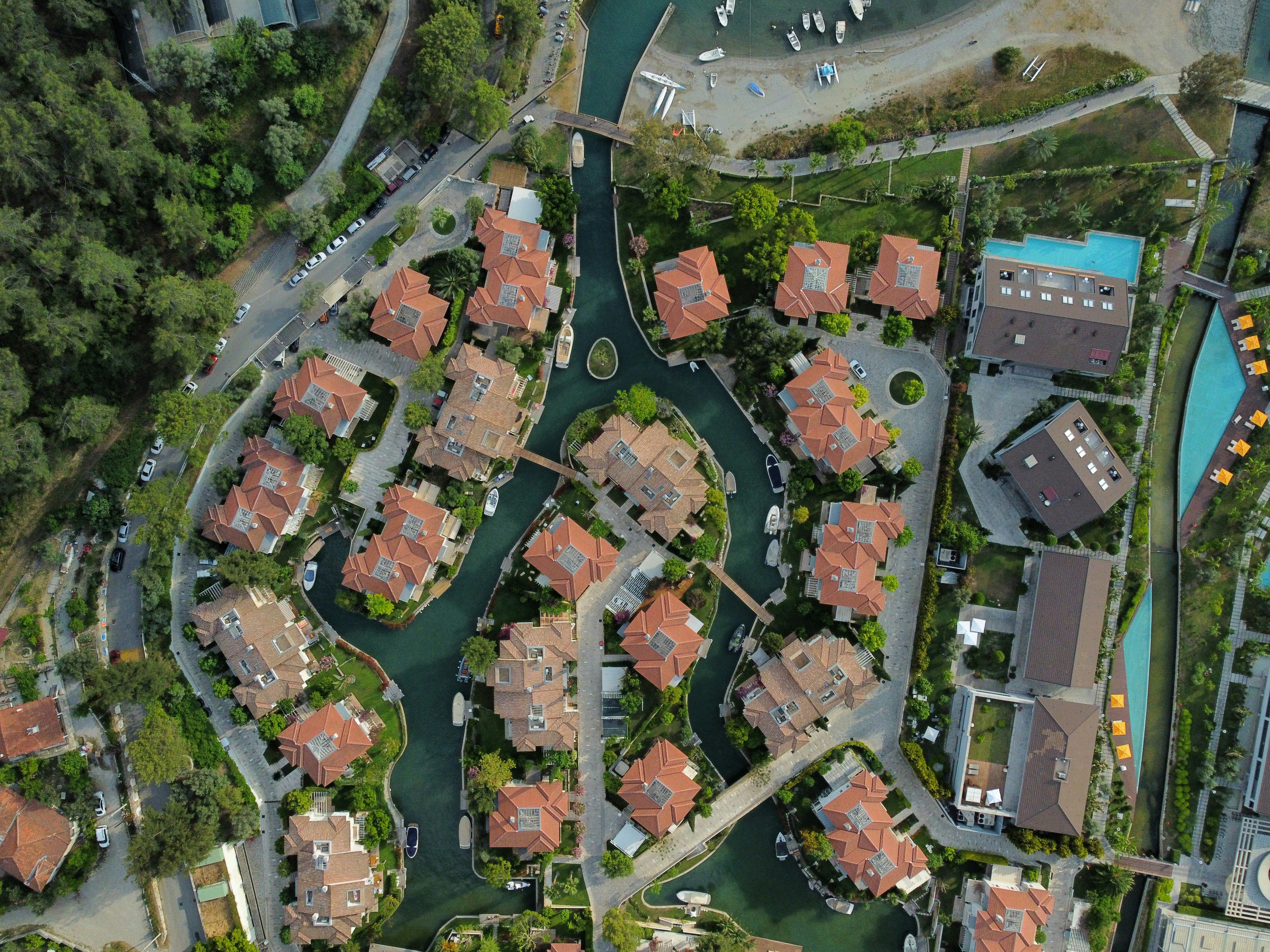 A bird's eye view of an aerial view of a resort photo – Free Building ...
