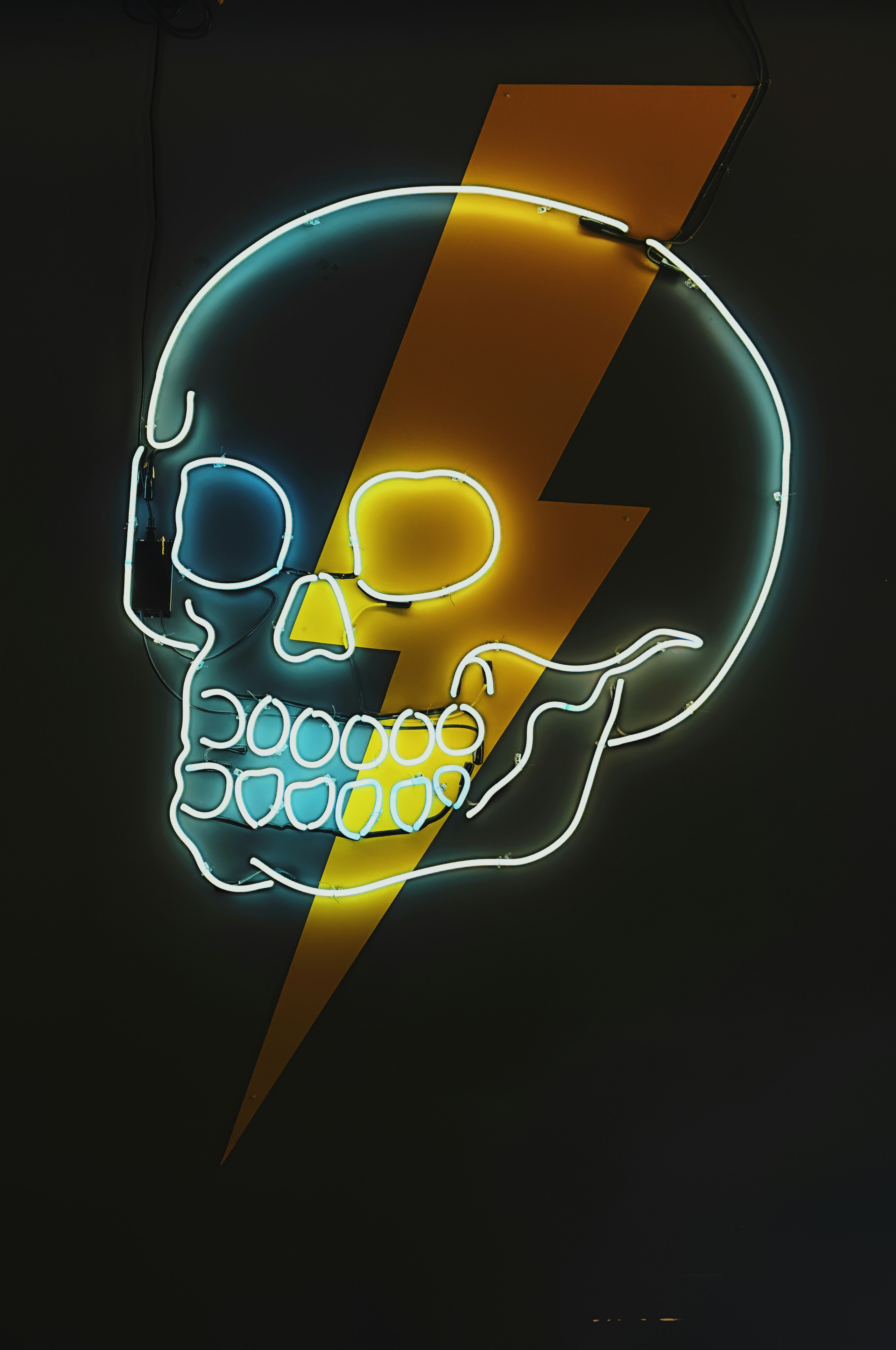 A neon sign with a skull and a lightning bolt photo – Free Light Image ...