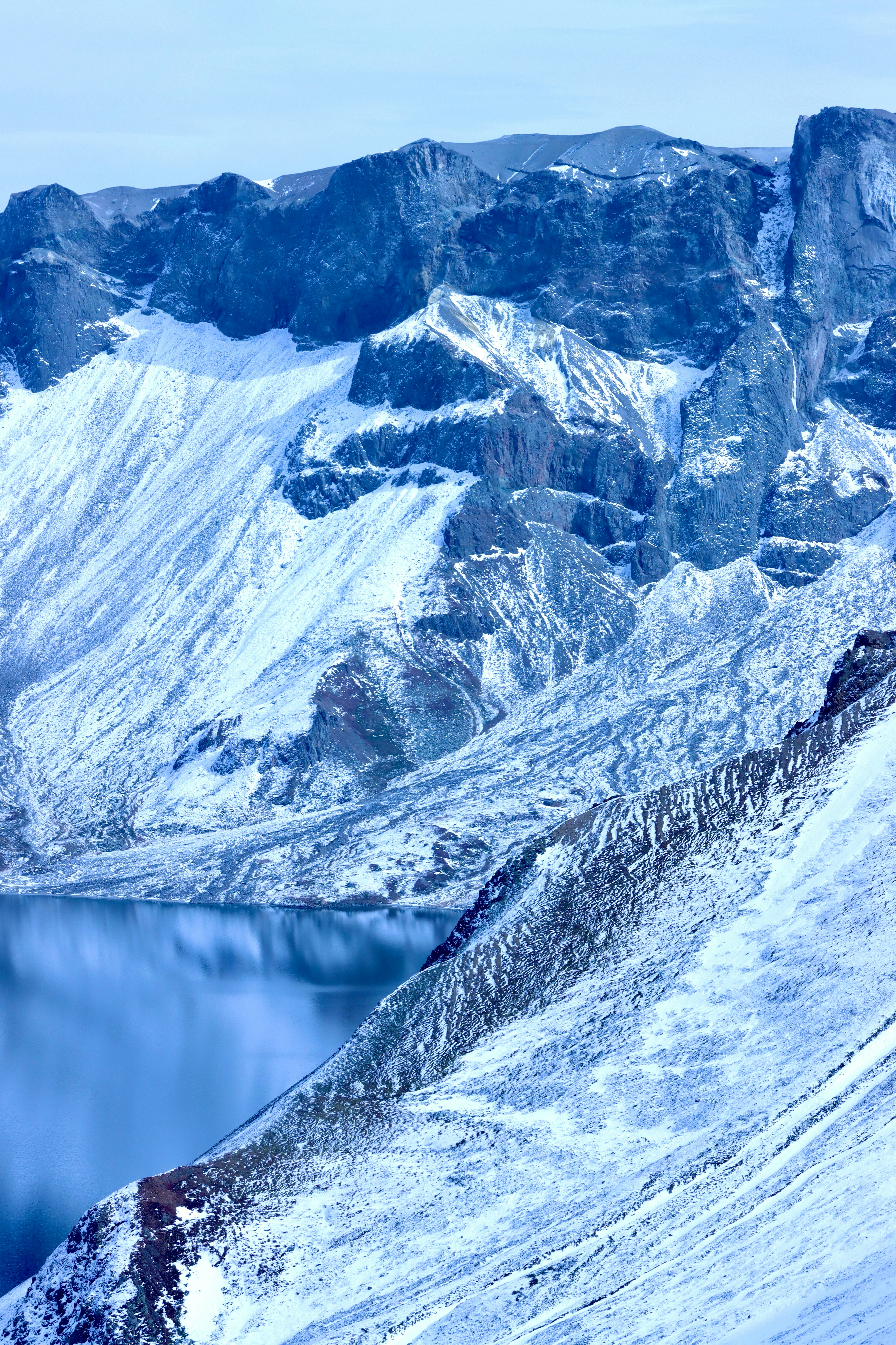 Ridge Geometry Over a Glacier Lake