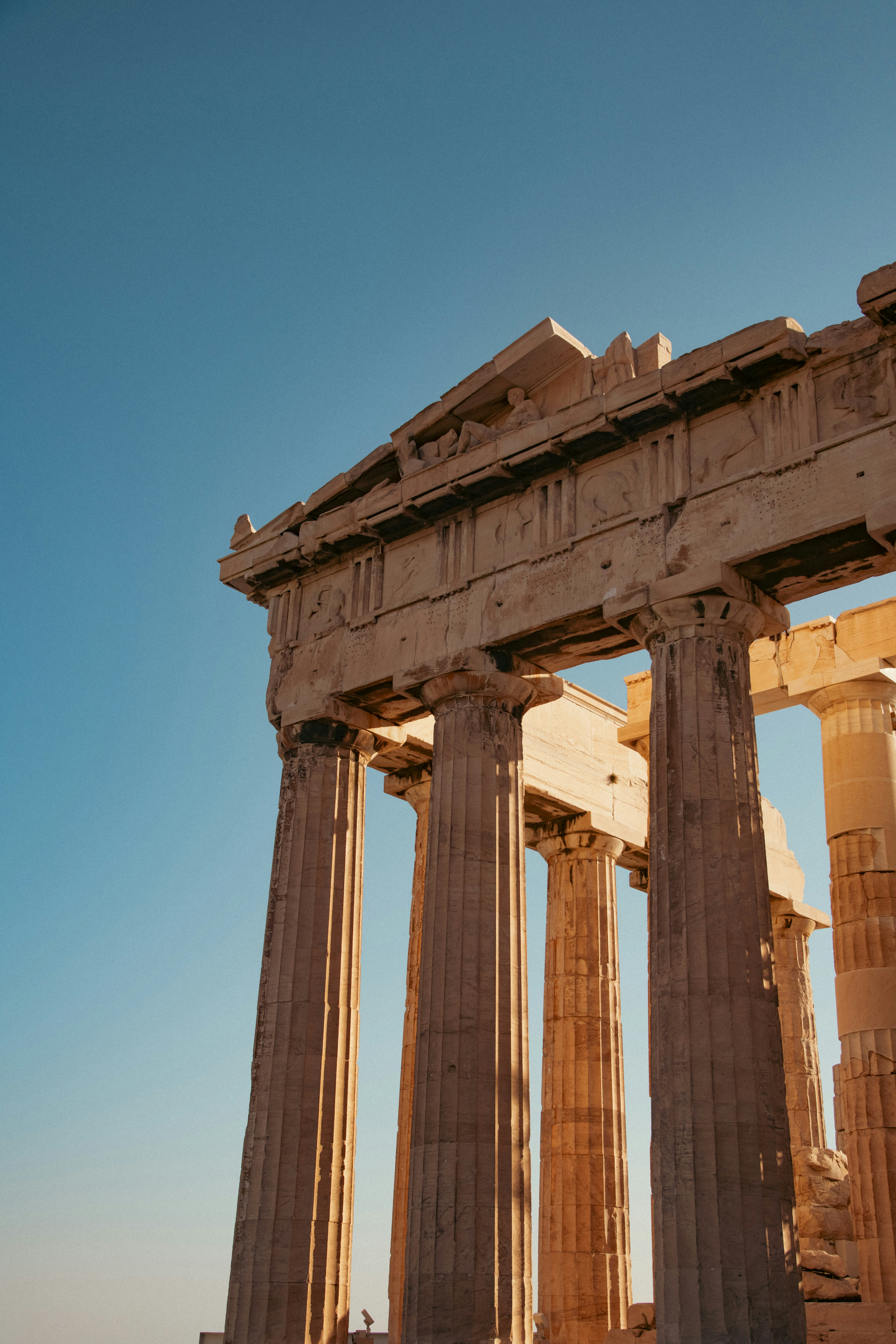 Une grande structure en pierre avec de nombreuses colonnes photo ...