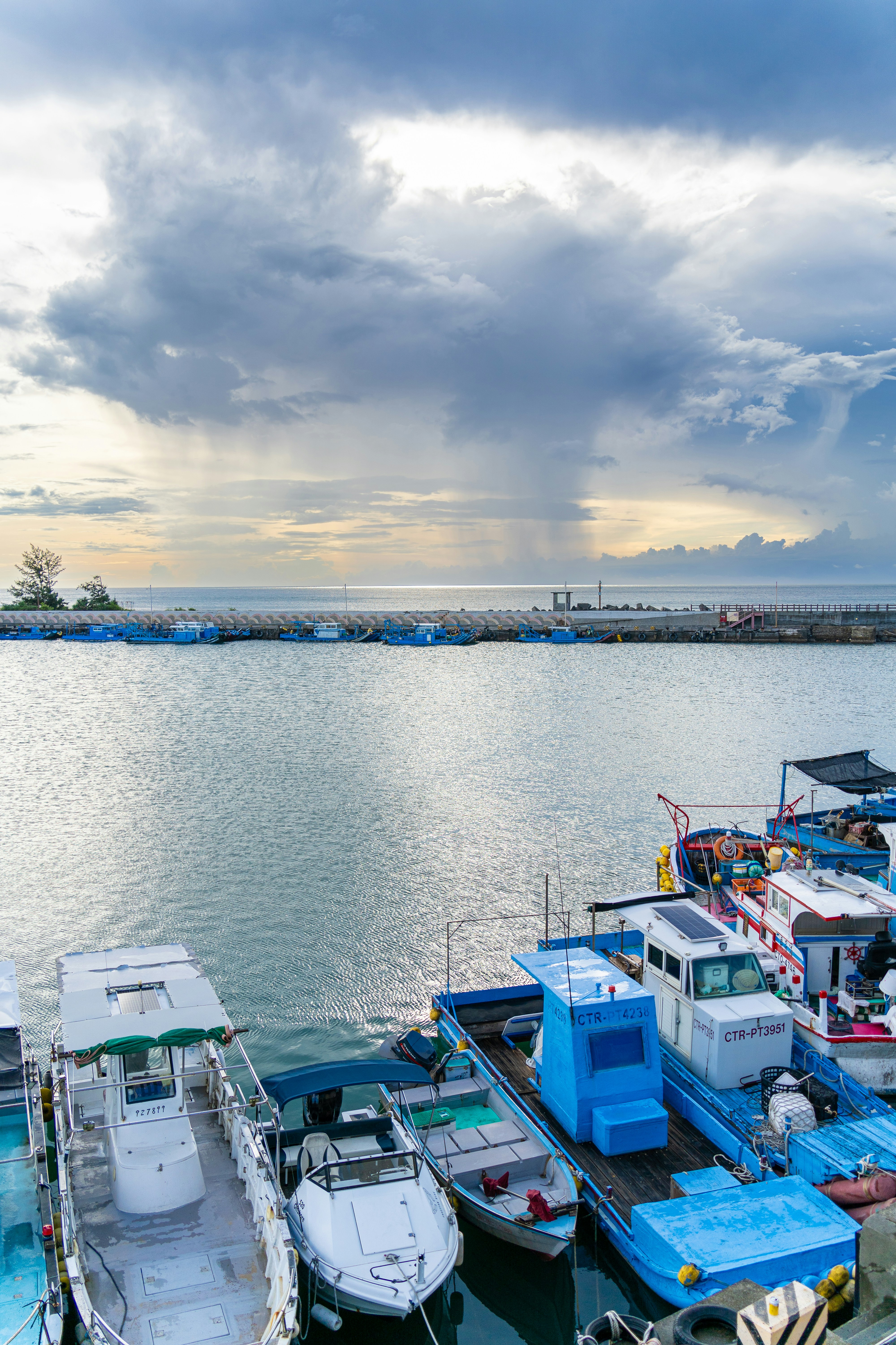 A bunch of boats that are sitting in the water photo – Free Checheng ...