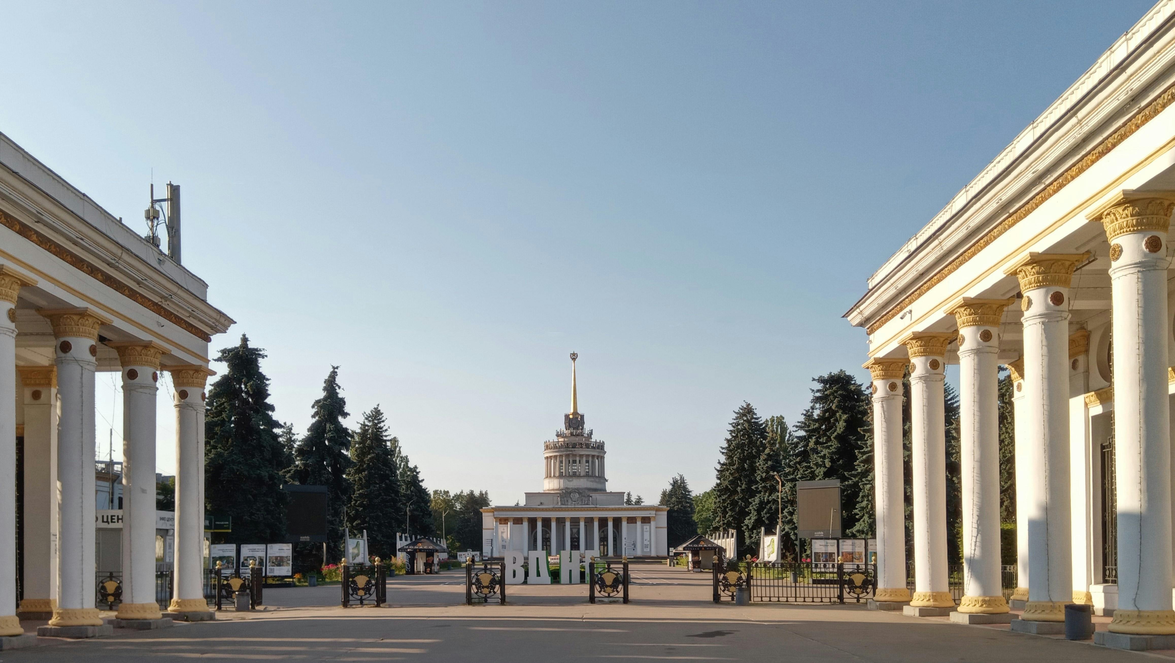 The main entrance to the Exhibition of Achievements of the National Economy (VDNG, Expocentre of Ukraine), Kyiv. Главный вход на ВДНХ (Экспоцентр Украины), Киев. Входные пропилеи, вид на главную площадь и главный павильон.