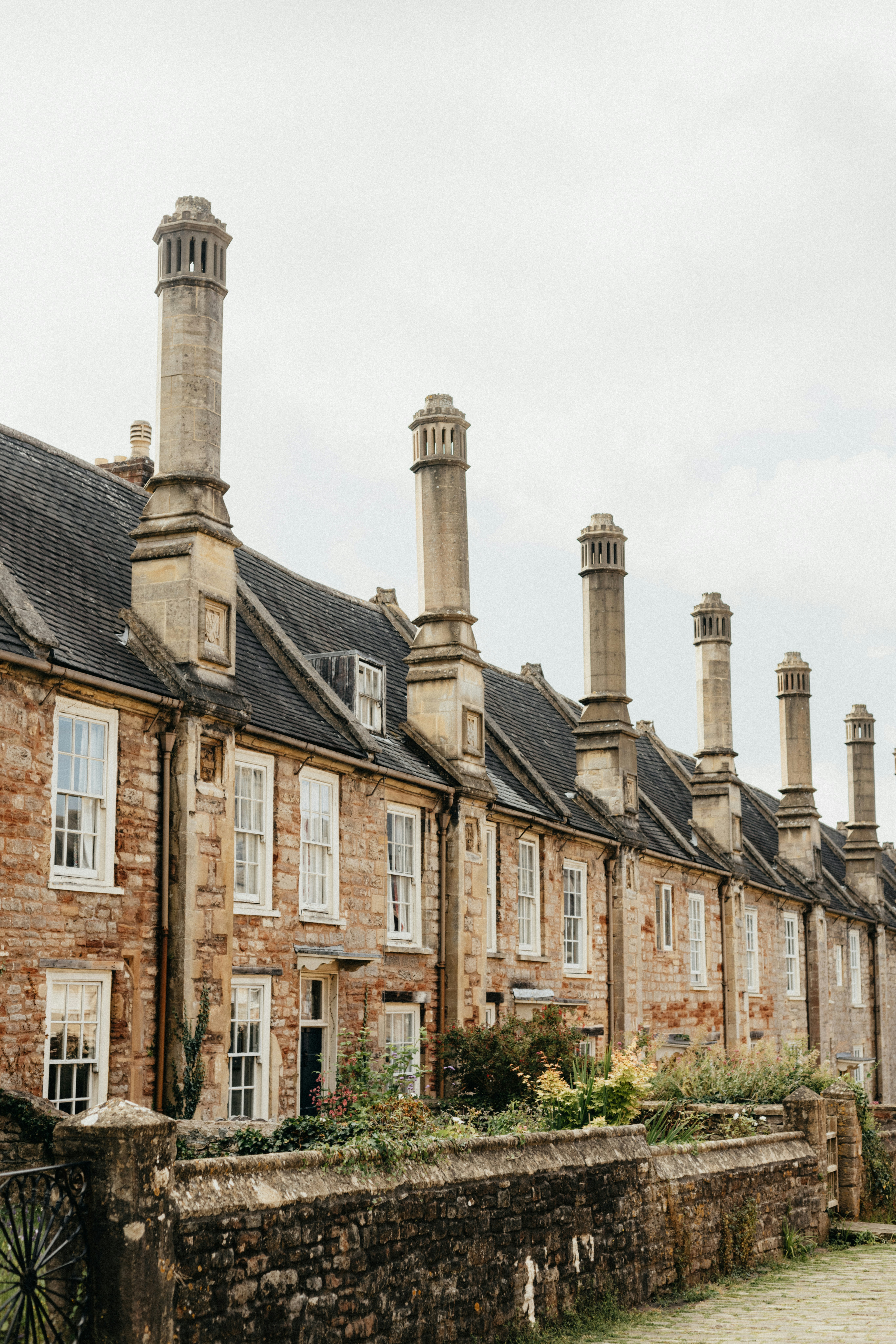 Une rangée de bâtiments en briques à côté d’un mur de pierre photo ...