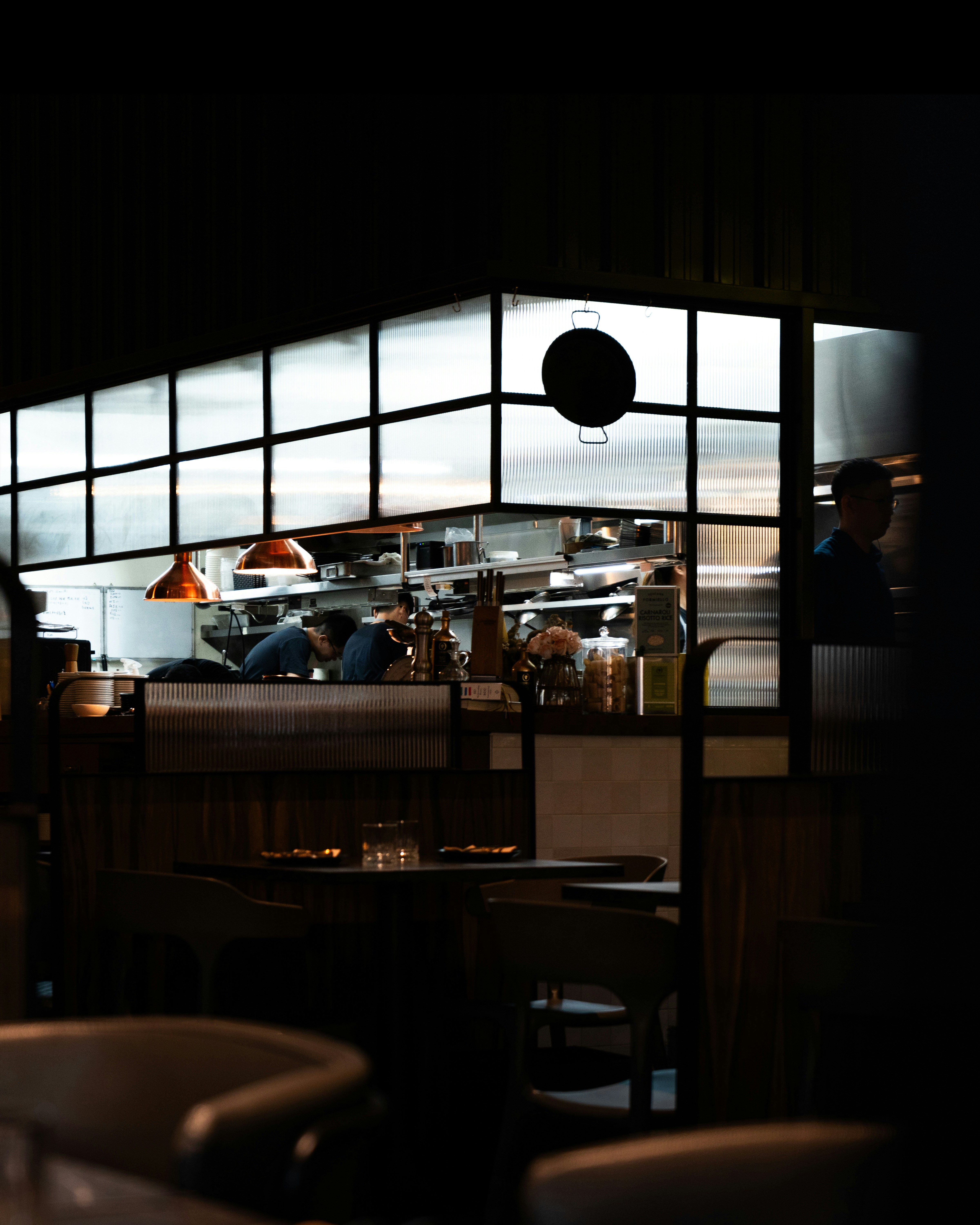 A dimly lit restaurant with tables and chairs photo – Free Restaurant ...