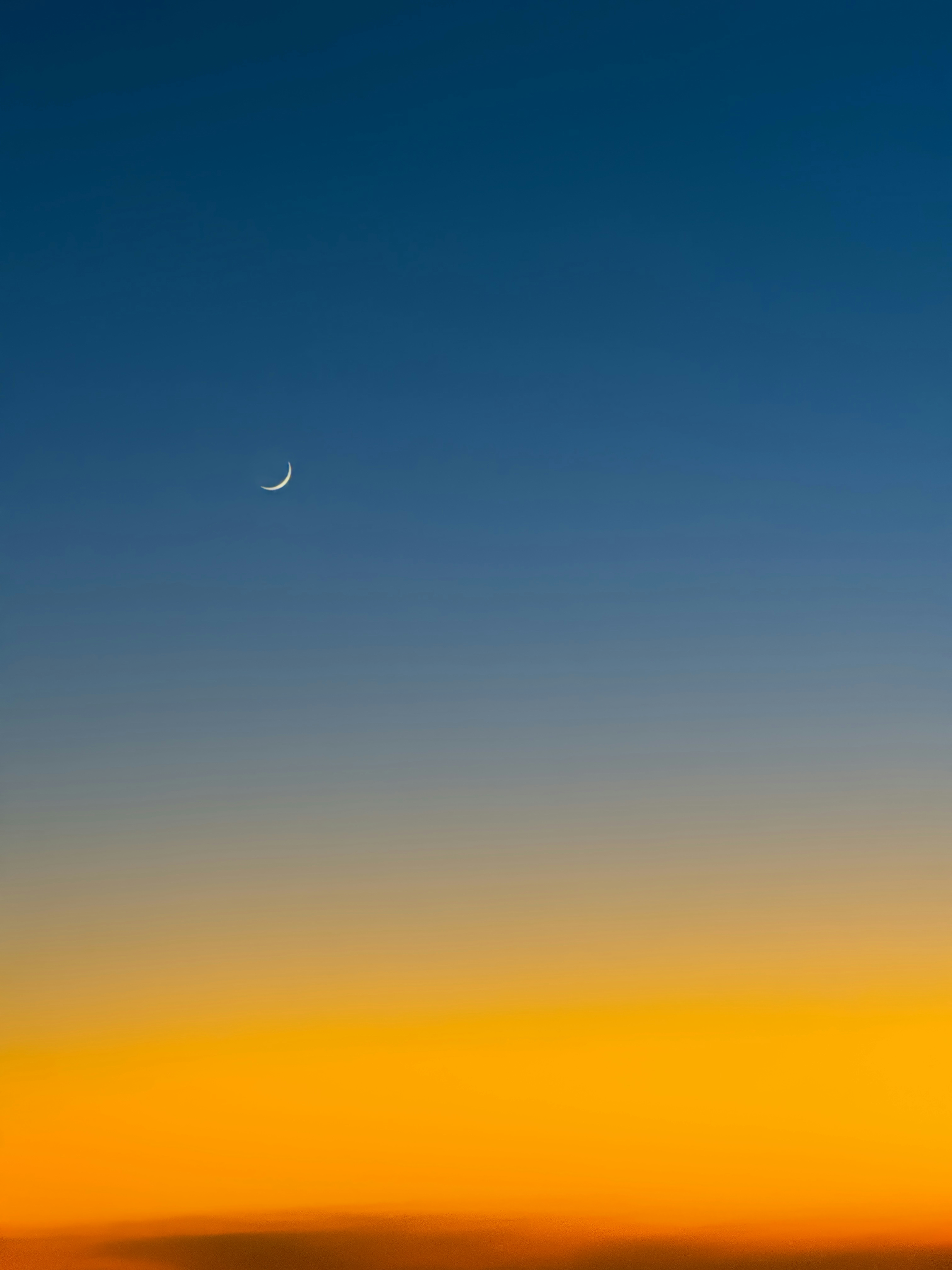 The moon is setting over the horizon of the horizon photo – Free ...