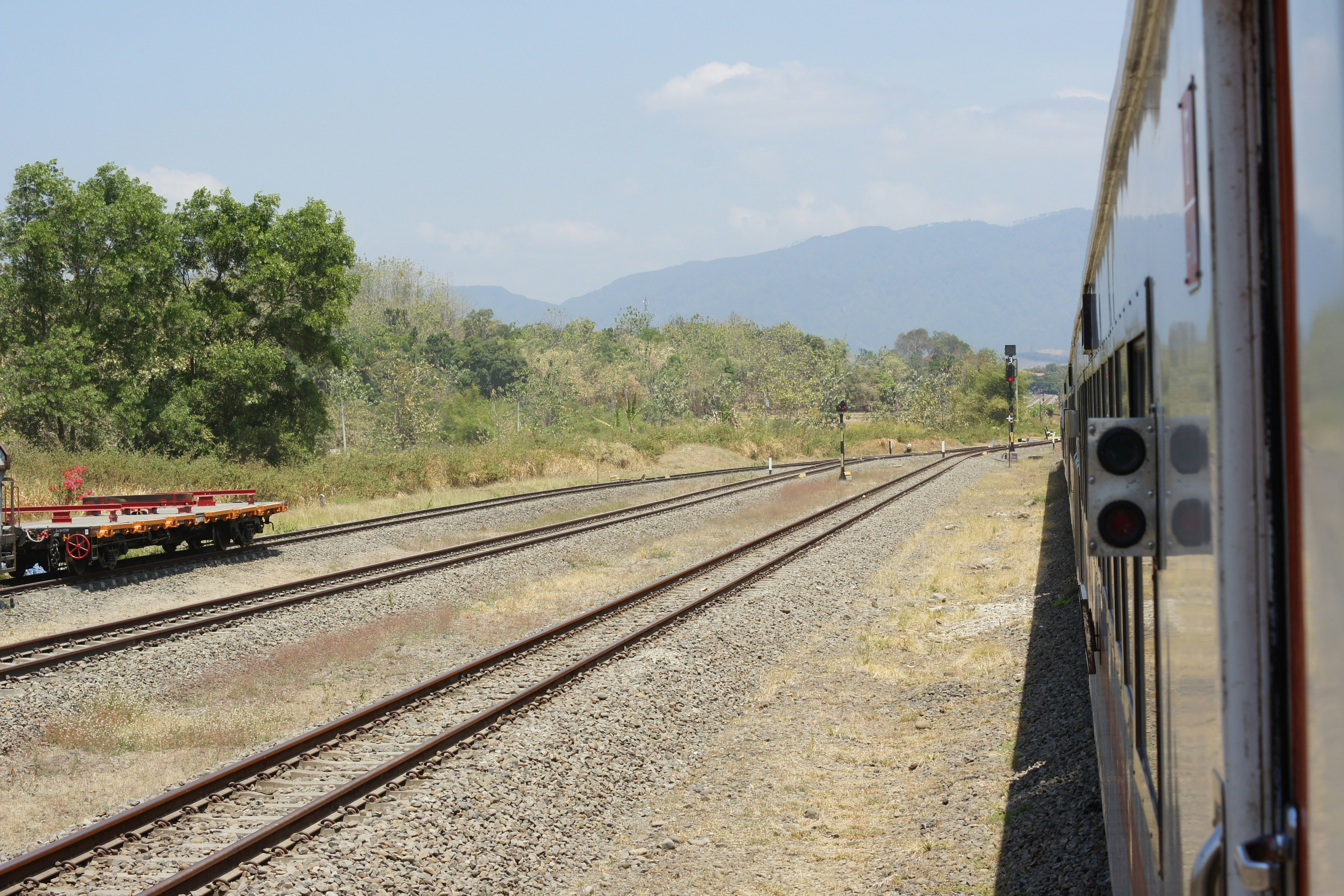 Kereta api berhenti di stasiun Prupuk Utara menunggu giliran melintas.