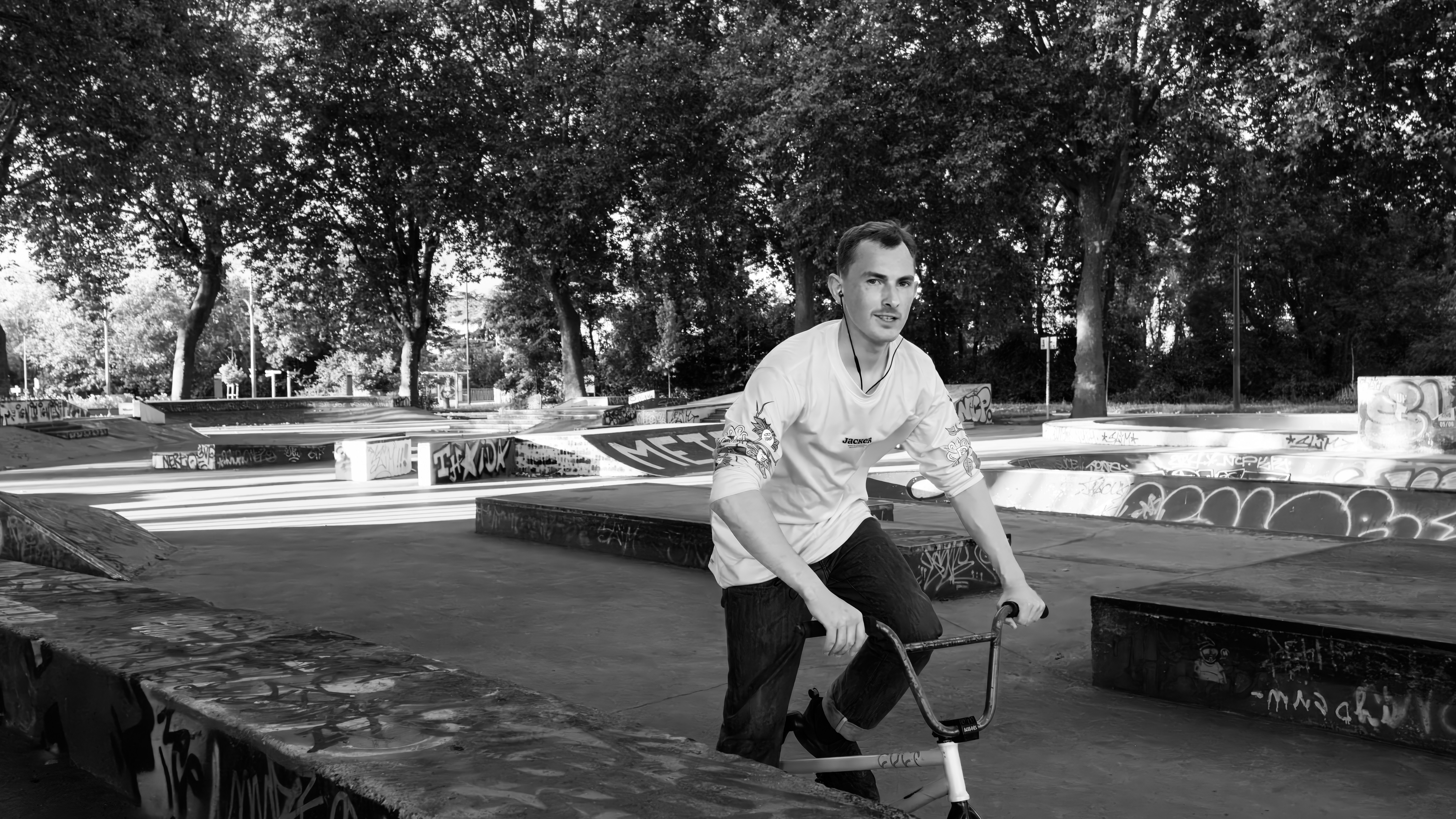 A man riding a skateboard on top of a wooden bench photo – Free Sport ...