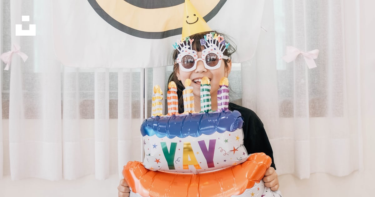 웃는 얼굴이 그려진 생일 케이크를 들고 있는 사람 사진 Unsplash의 무료 사람 이미지