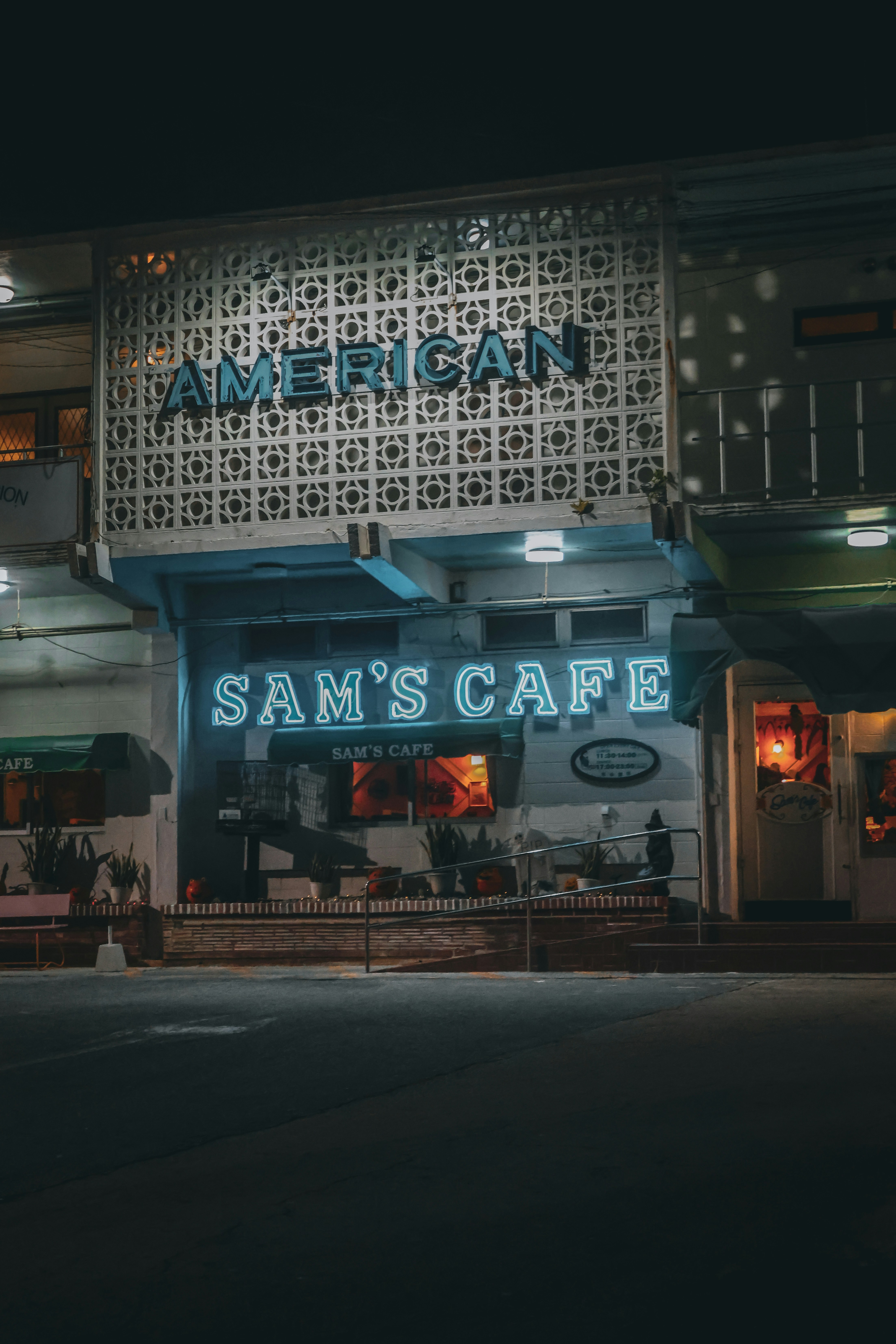 An american sam's cafe is lit up at night photo – Free レストラン Image on ...