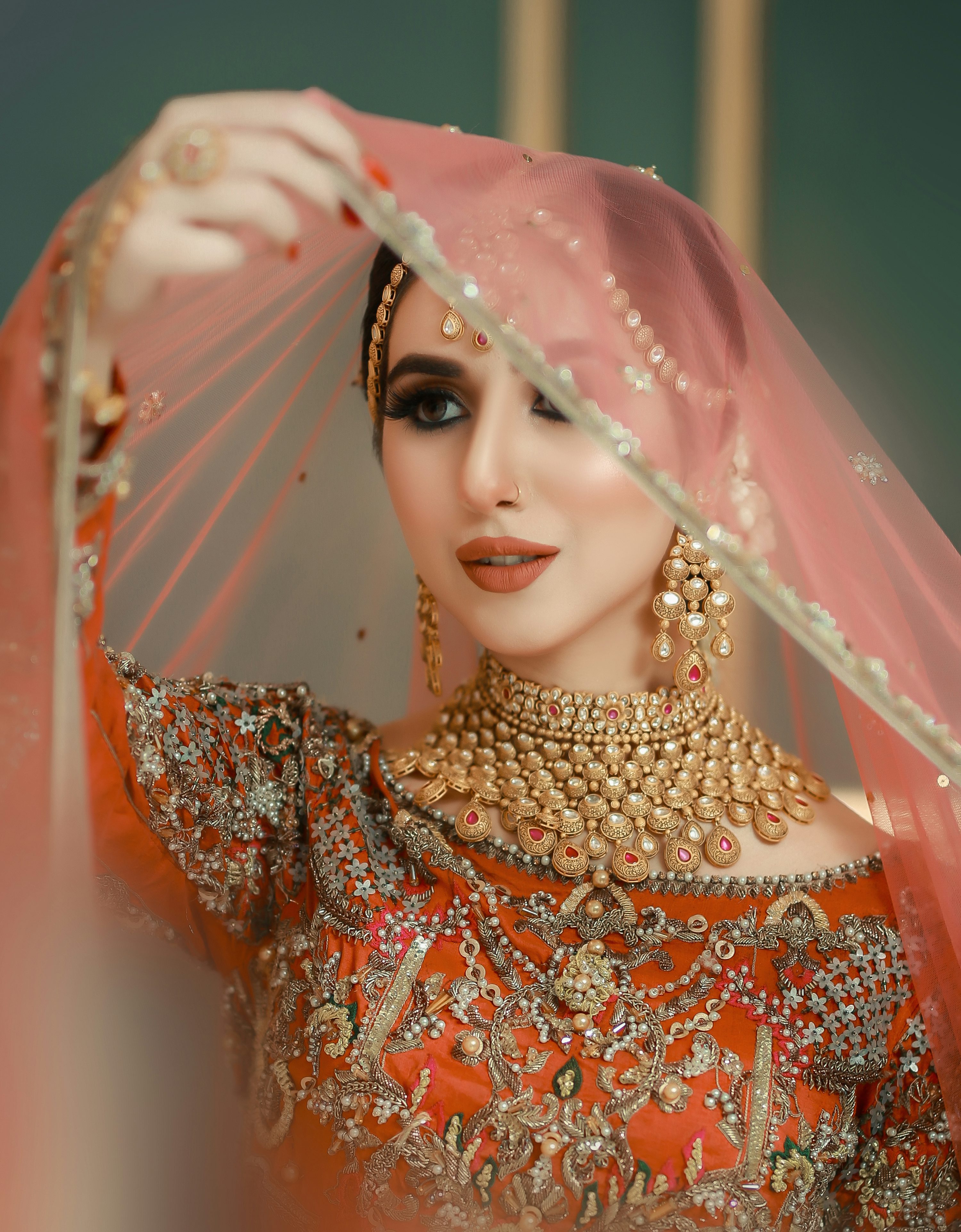 Una mujer con un traje de novia rojo y dorado foto – Imagen de Naeem Ad ... Una mujer con un traje de novia rojo y dorado foto – Imagen de Naeem Ad ...