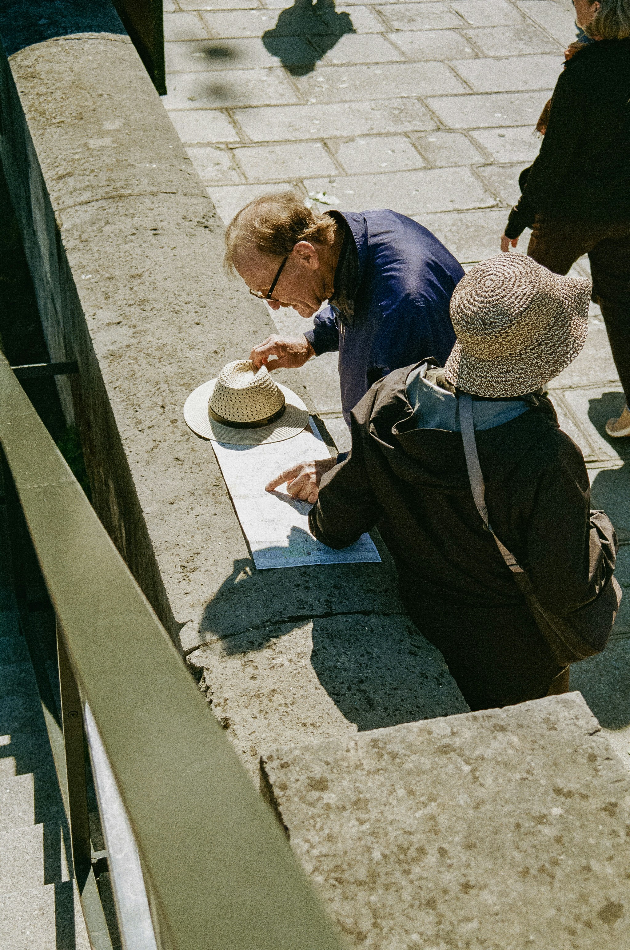 A man sitting on a ledge eating food photo – Free Paris Image on Unsplash