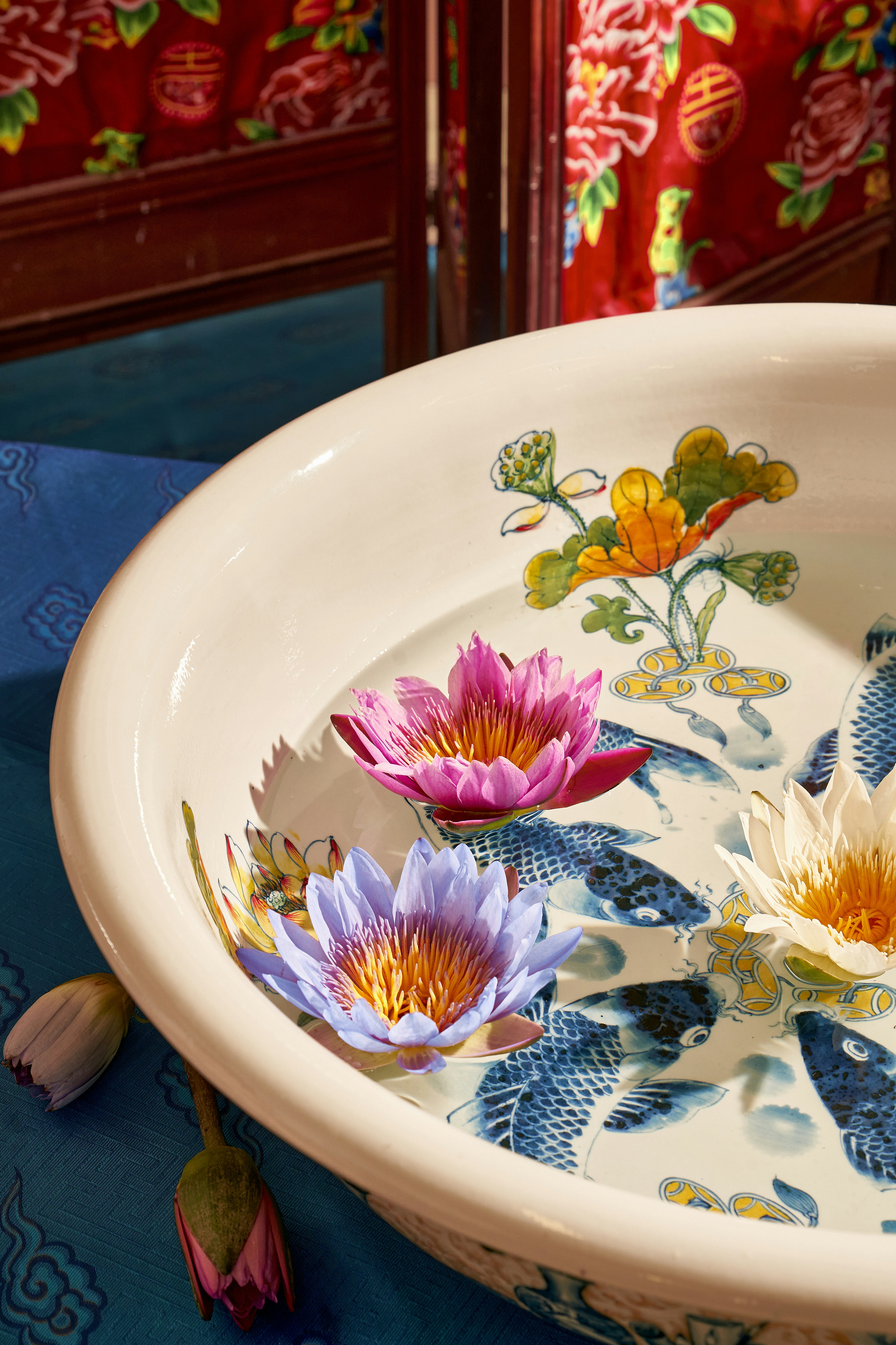A bowl with flowers floating in it on a table photo – Free Bát tràng ...